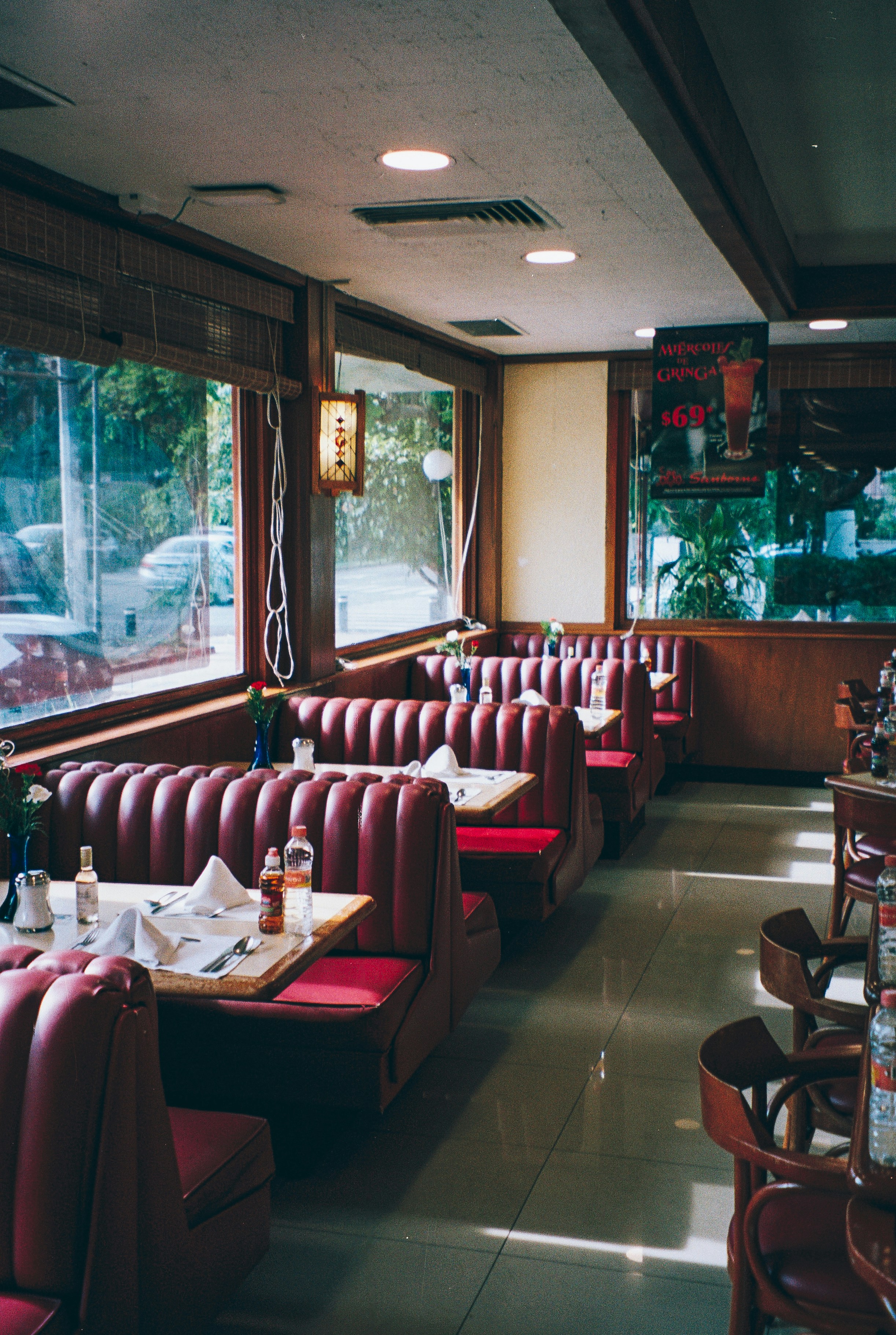 A restaurant with red booths and tables and windows photo – Free ...