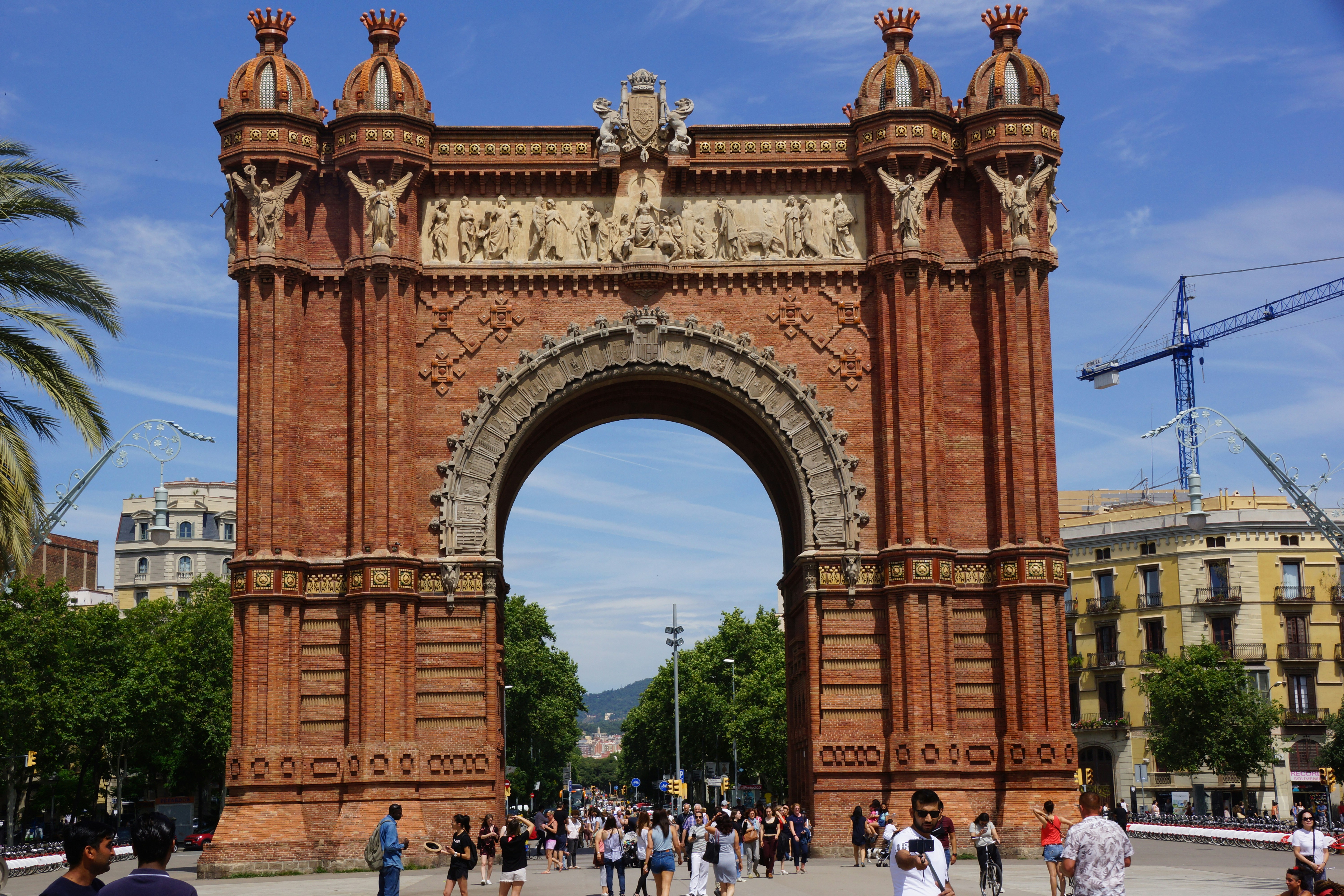 A group of people standing in front of a large arch photo – Free ...