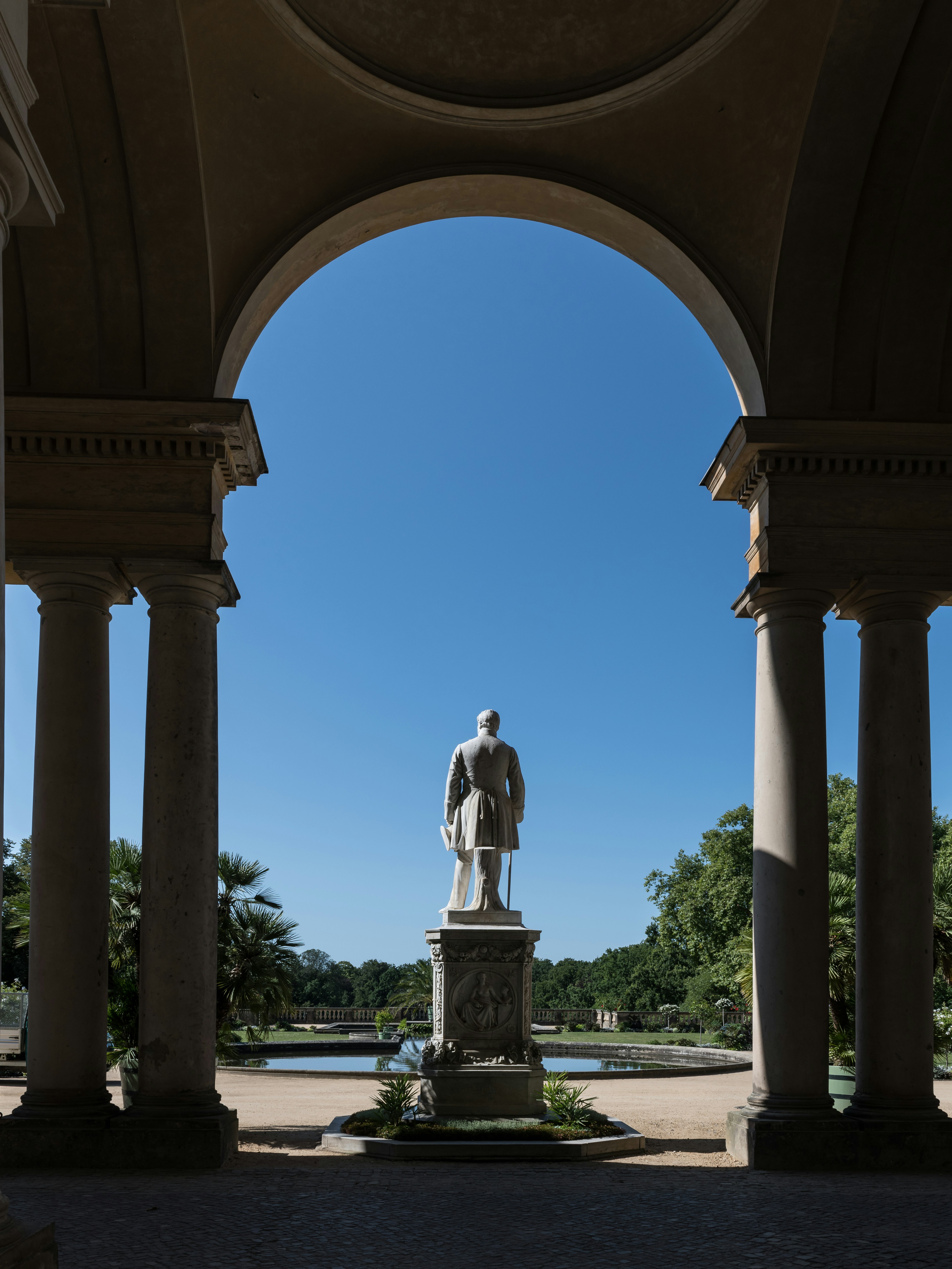 Una estatua en medio de un patio foto – Imagen de Parque gratuita en ...