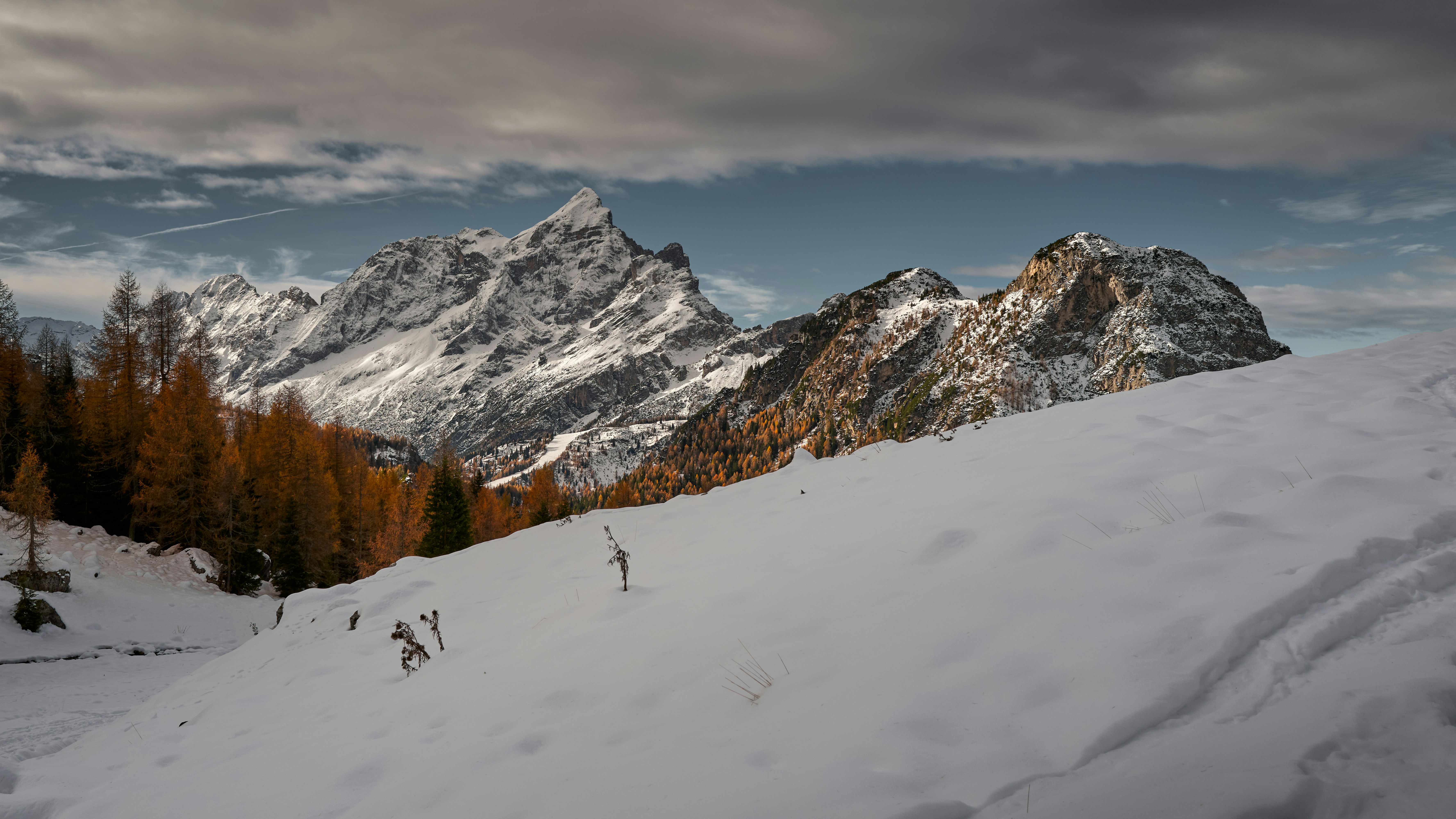 Paesaggio di montagna nelle dolomiti con la neve durante l'autunno