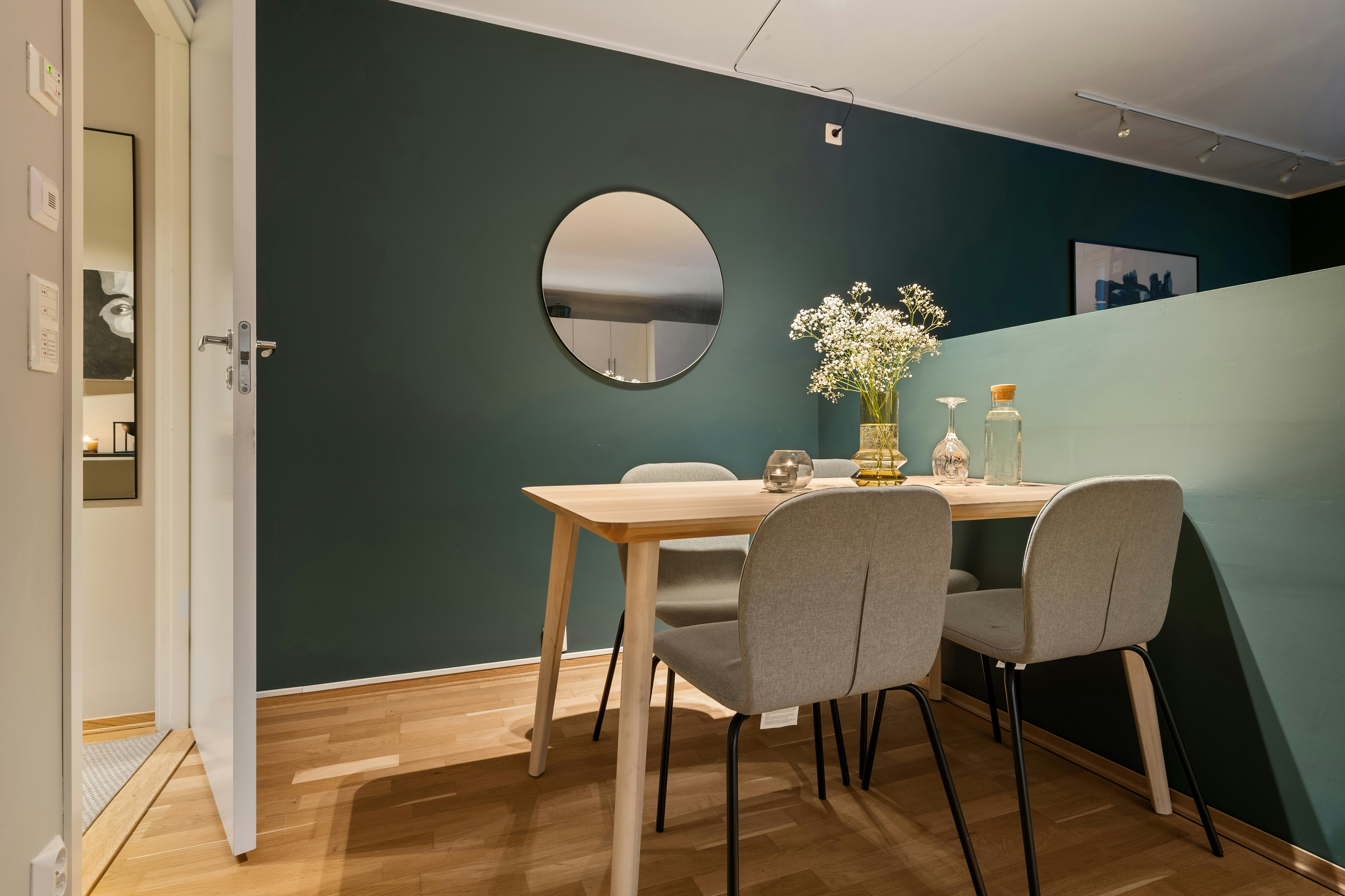 A dining room with a table and chairs photo – Free Human Image on Unsplash