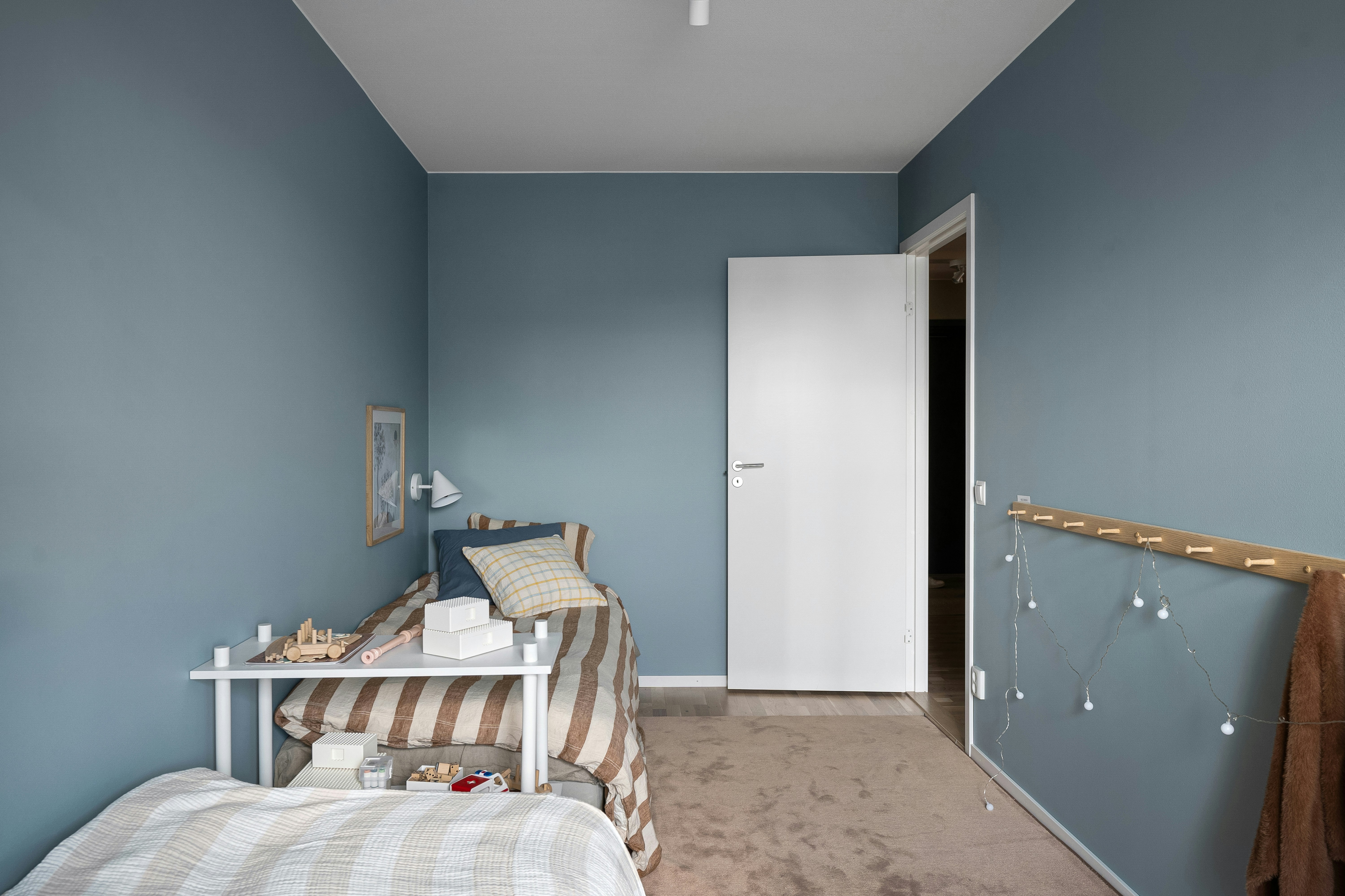 A bedroom with blue walls and a bed photo – Free Corner Image on Unsplash