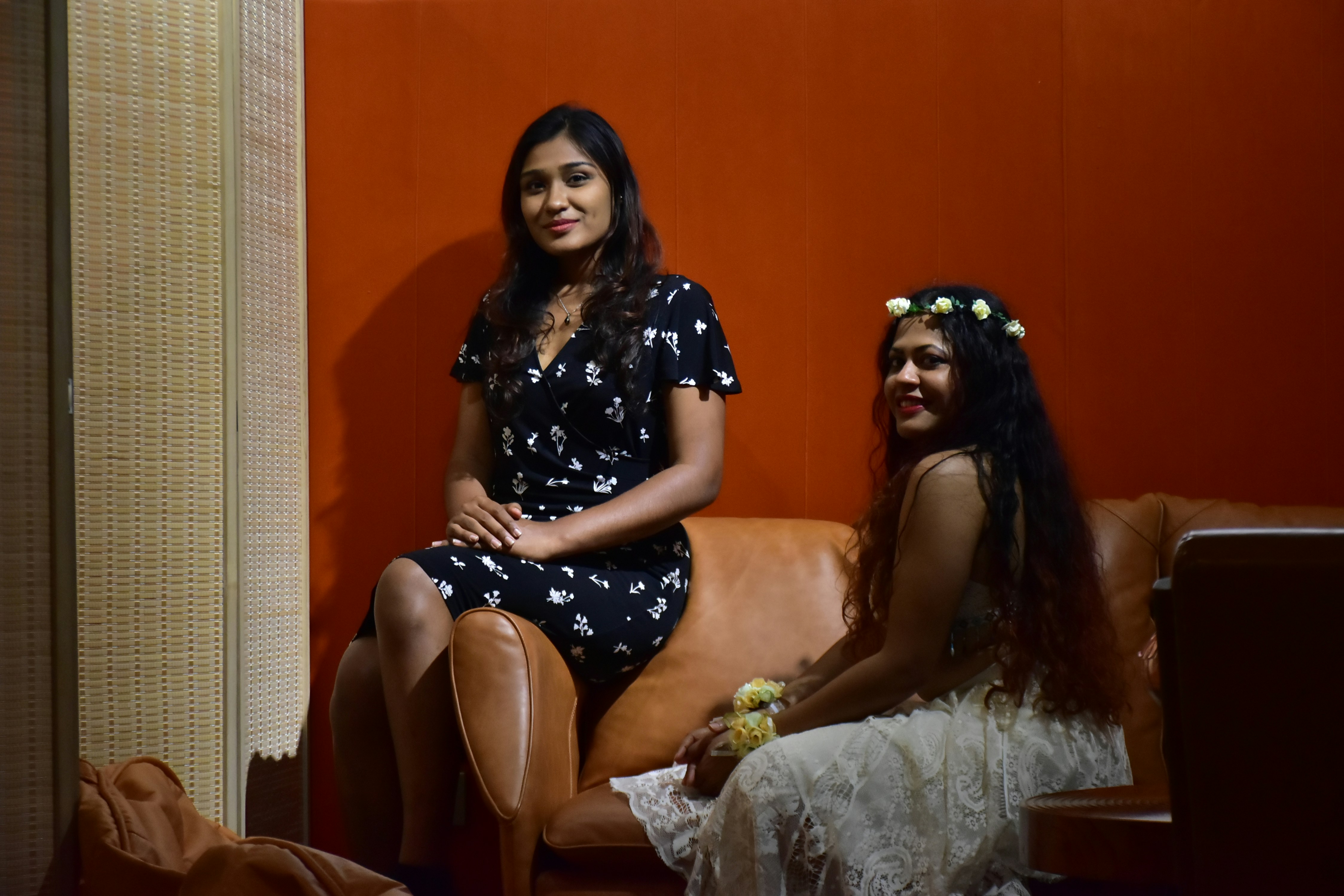 Two women sitting on a couch in a room photo – Free China Image on Unsplash