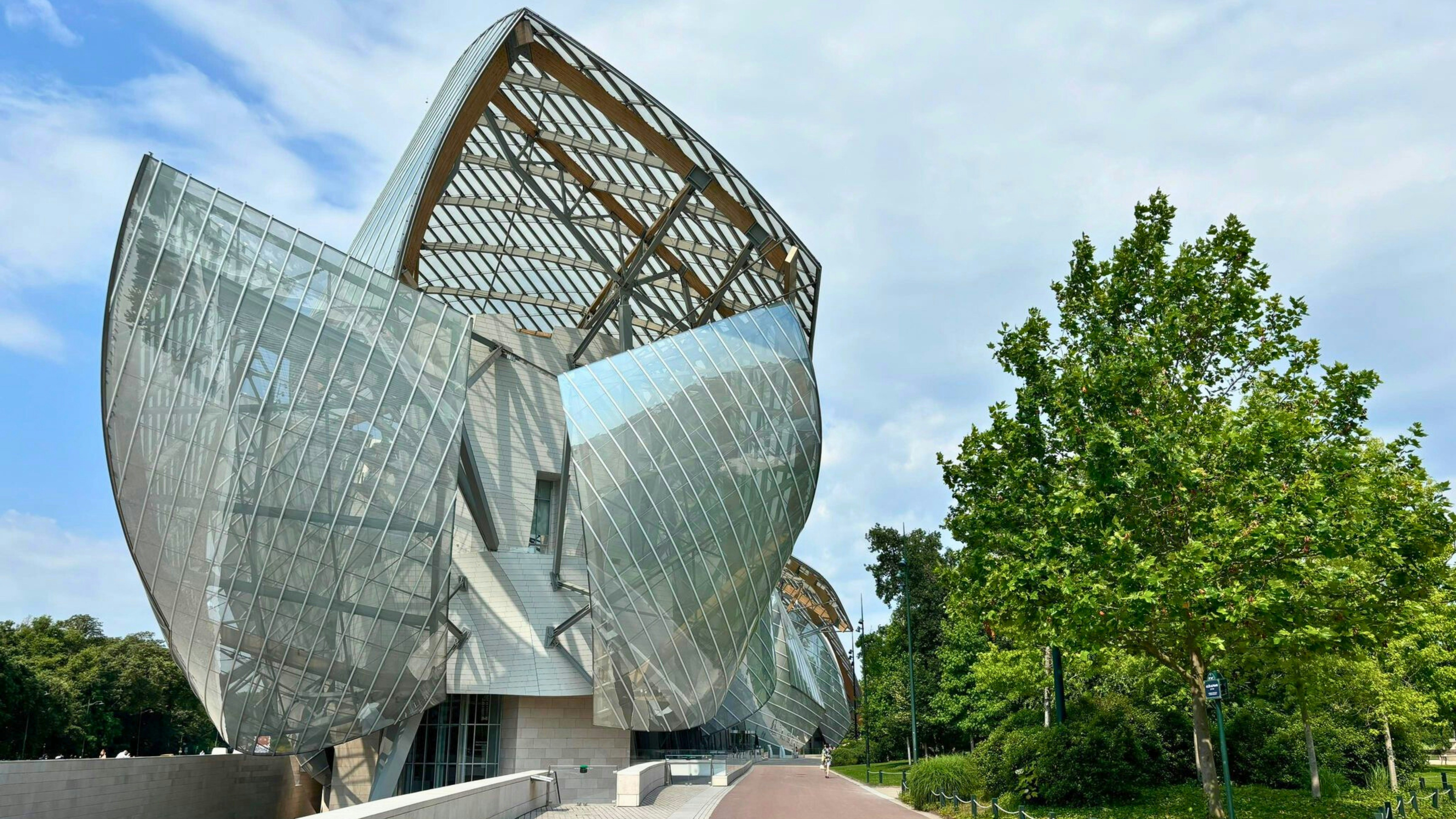 A building with a large metal structure on top of it photo – Free Human ...