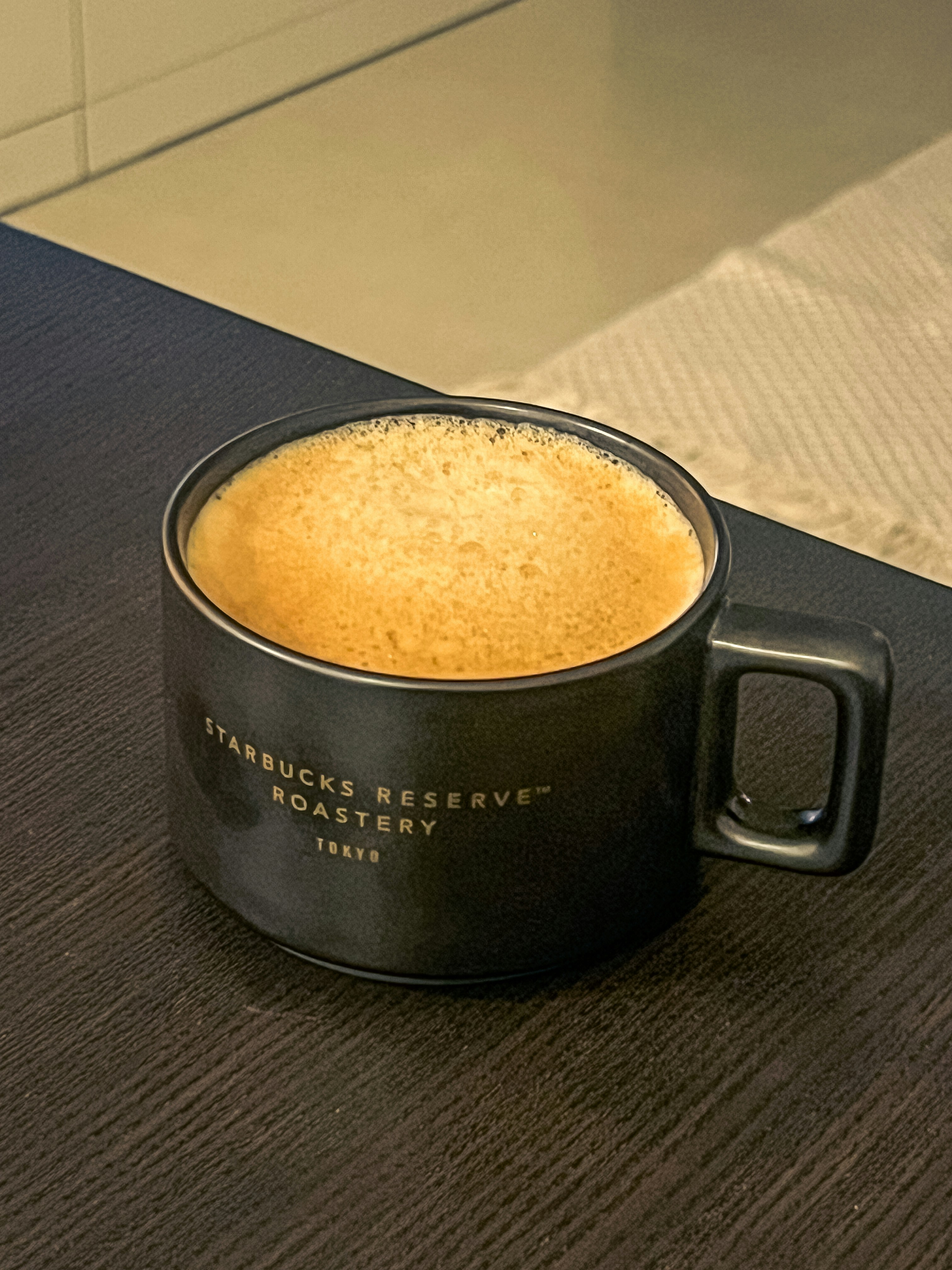 Crema at the Crown: Tokyo Starbucks Reserve Mug Anchors a Quiet Espresso