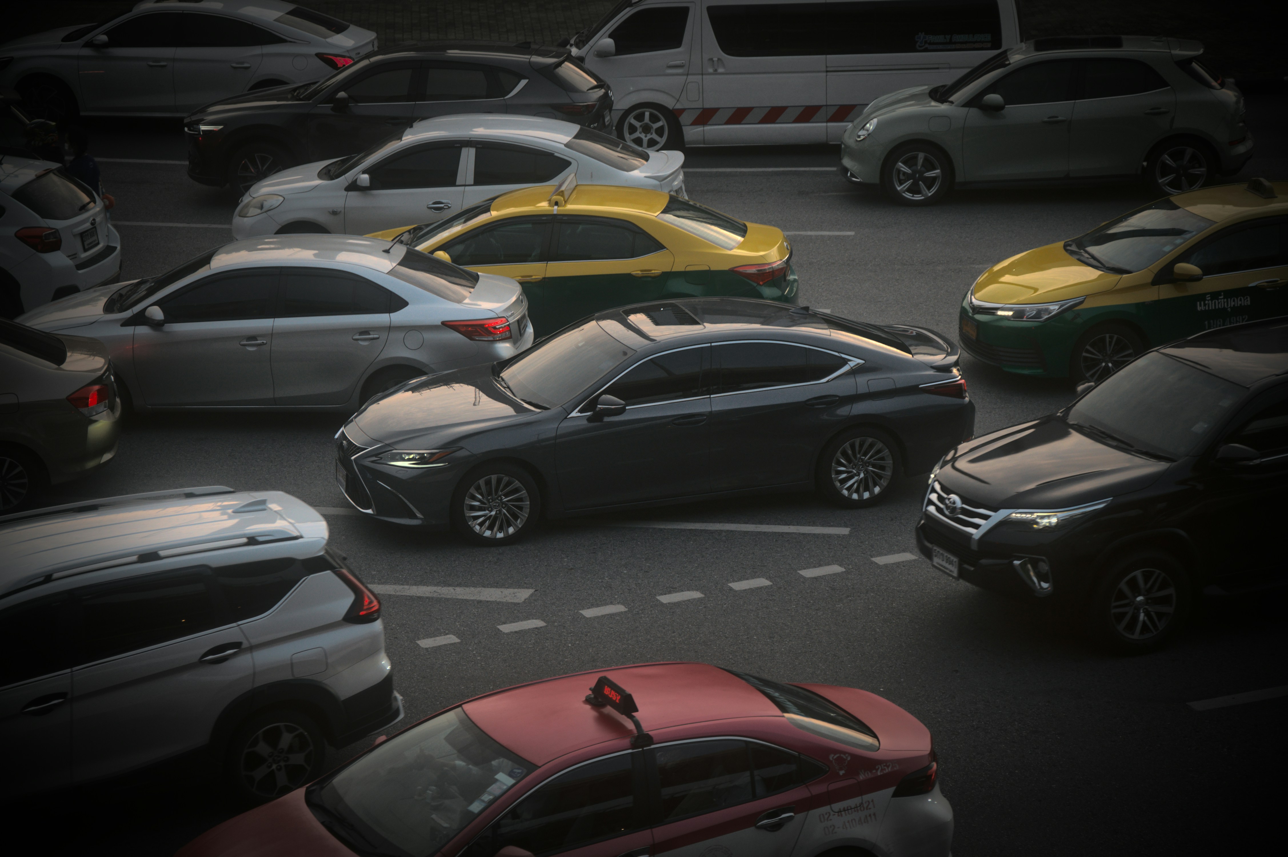 A bunch of cars that are in a parking lot photo – Free Automobile Image ...