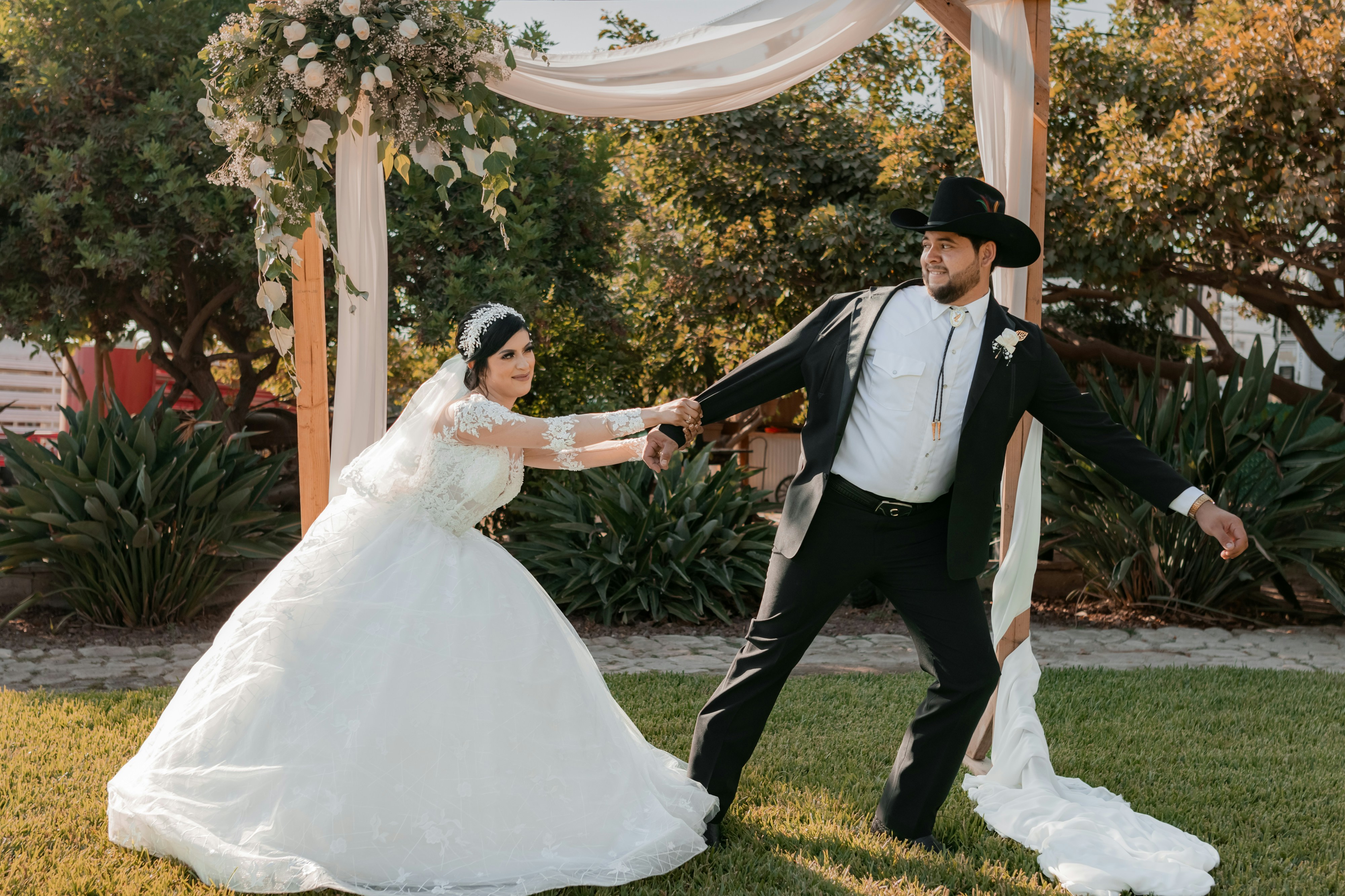 A bride and groom dancing in the grass photo – Free Woman Image on Unsplash