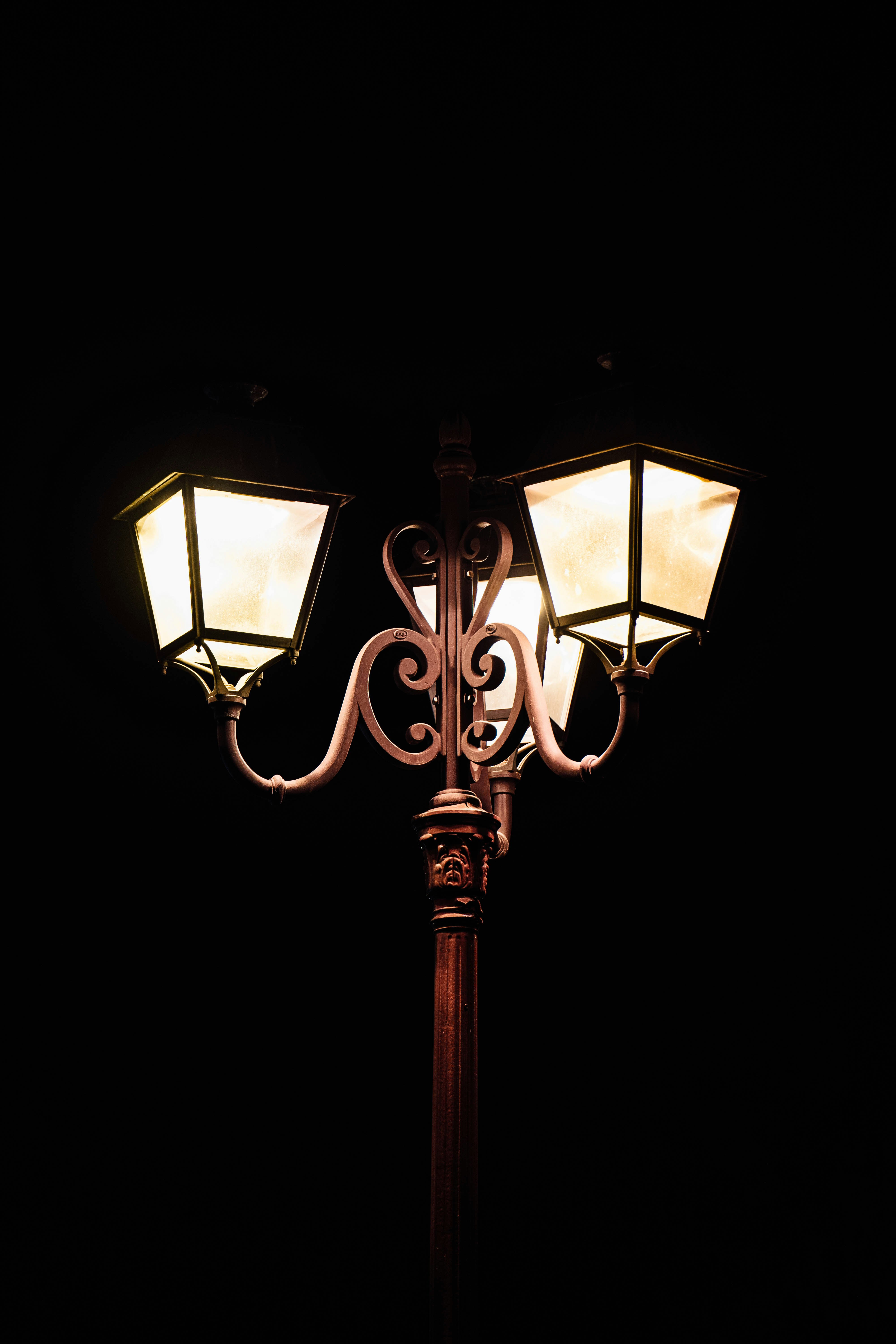 A street lamp lit up in the dark photo – Free Lamp Image on Unsplash
