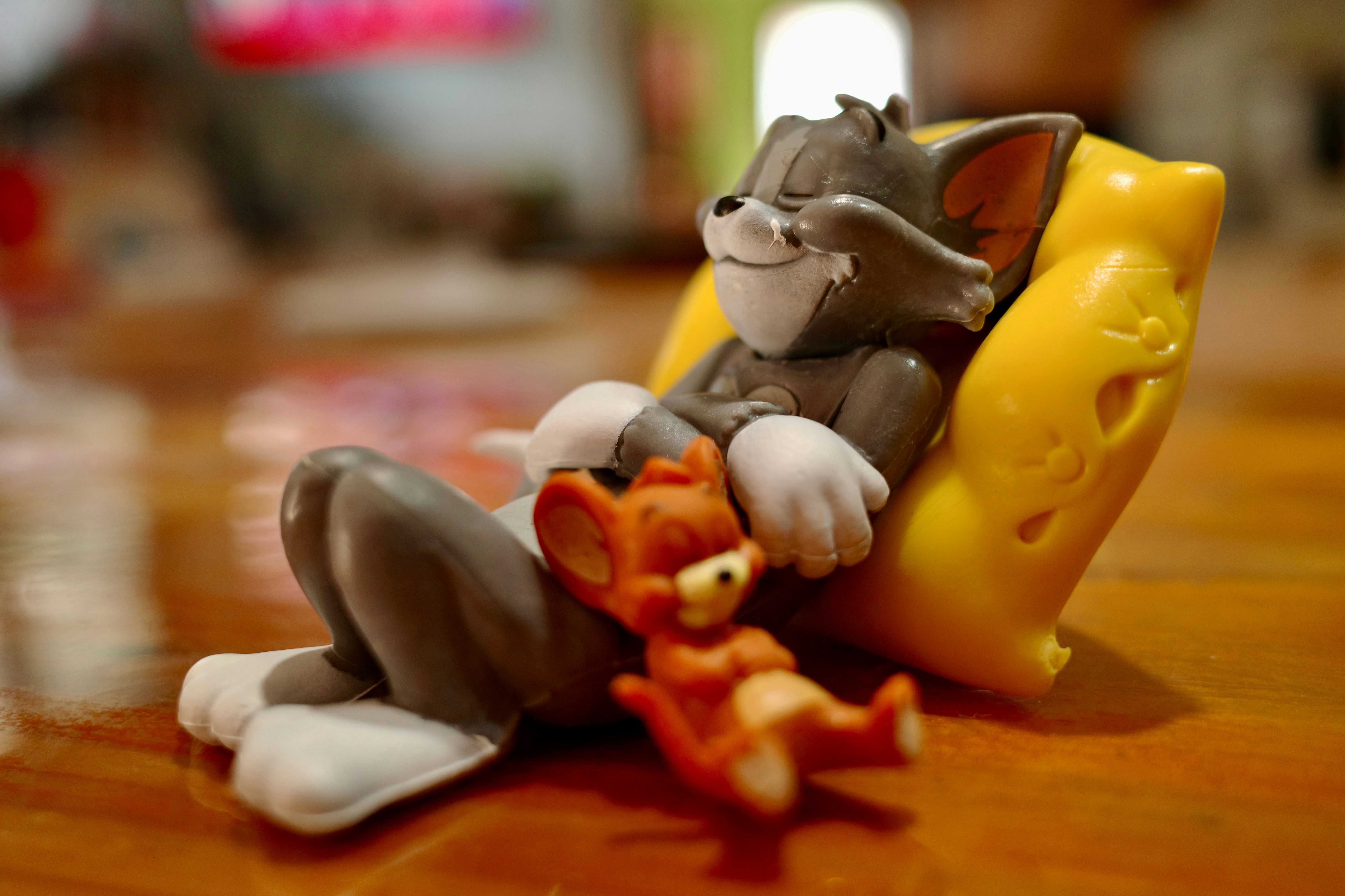 A cat figurine sitting on top of a wooden table photo – Free Cartoons ...