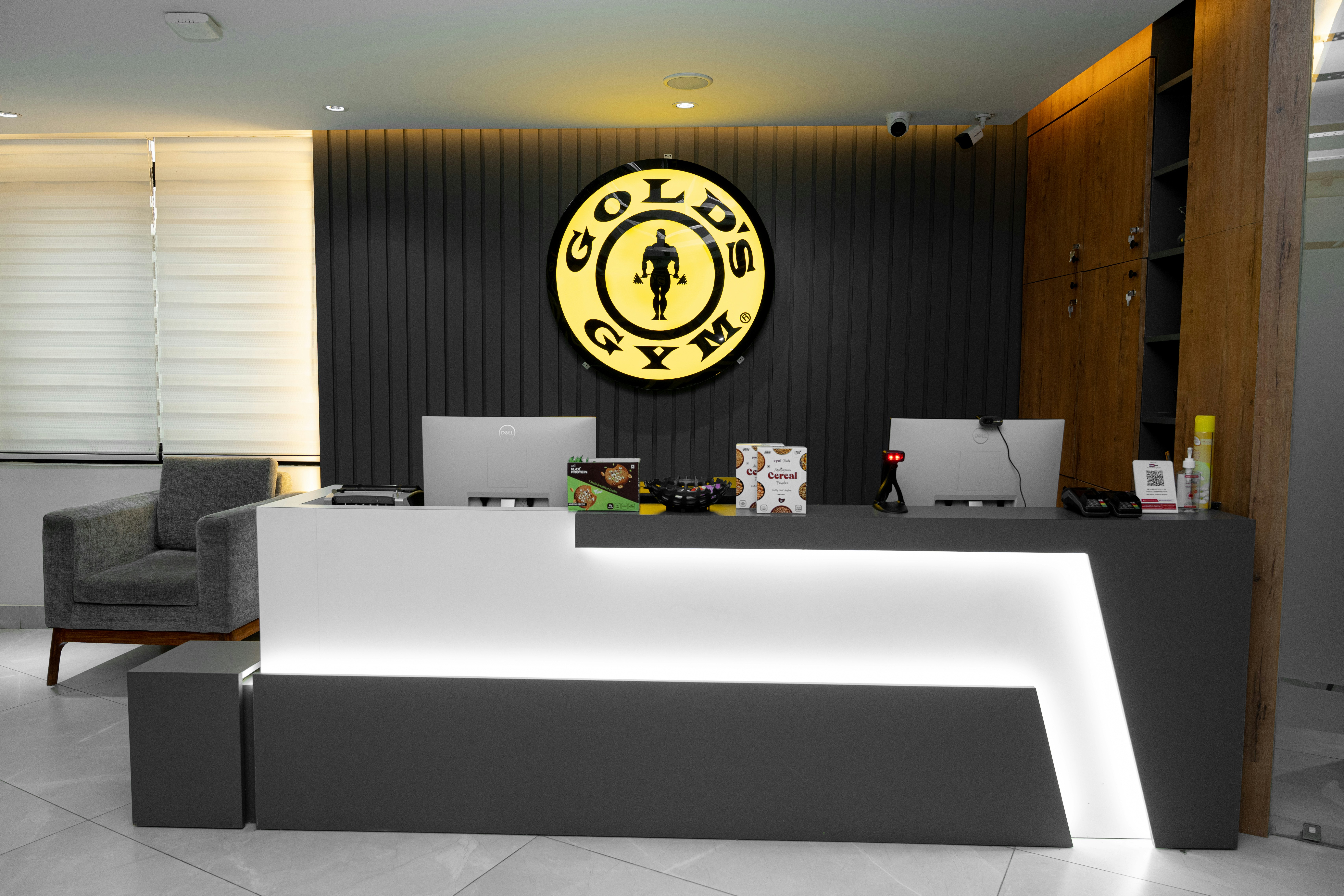 A reception area with a clock on the wall photo – Free Https://www ...