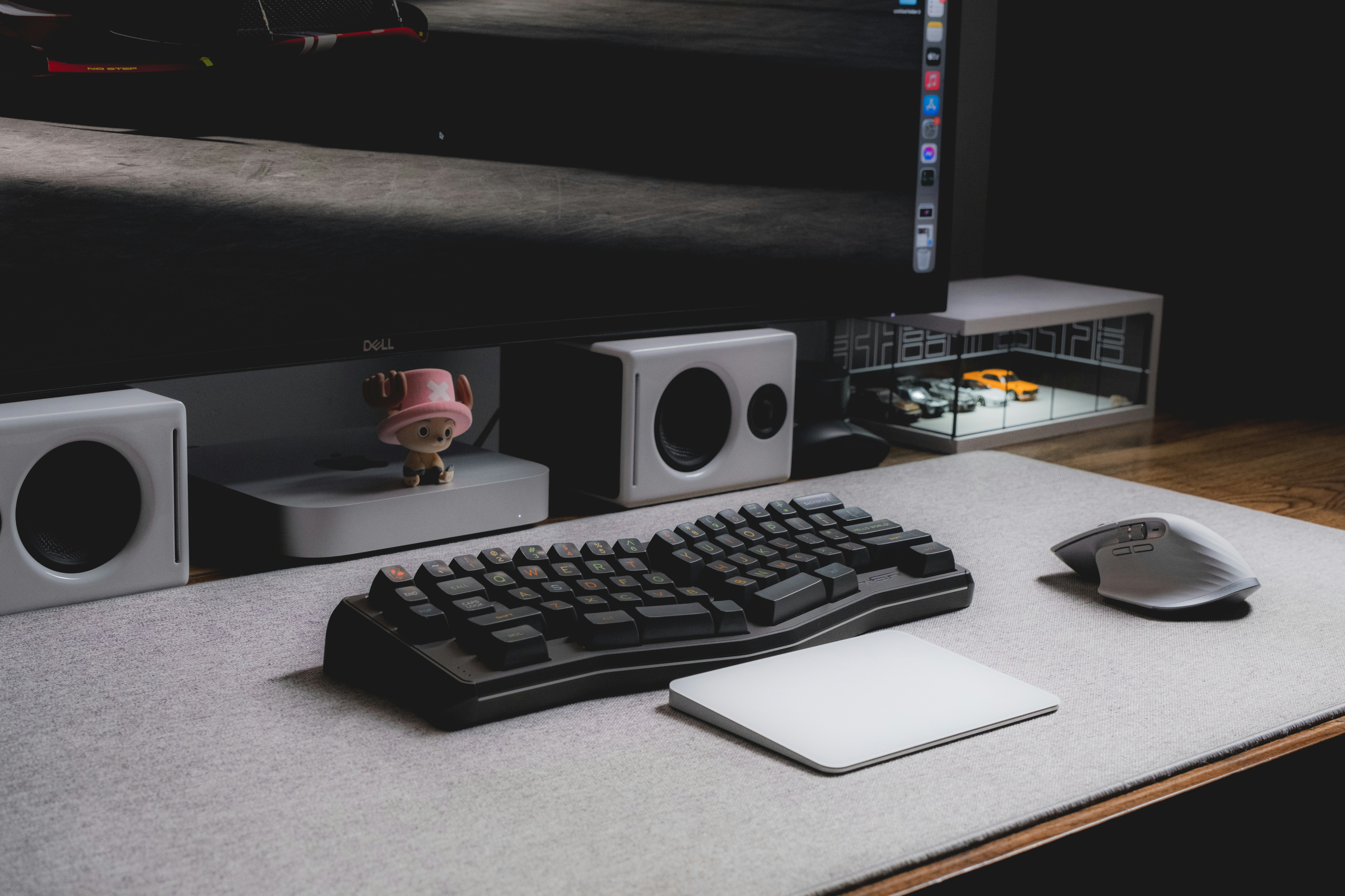 A computer desk with a keyboard, mouse and speakers photo – Free Setup ...