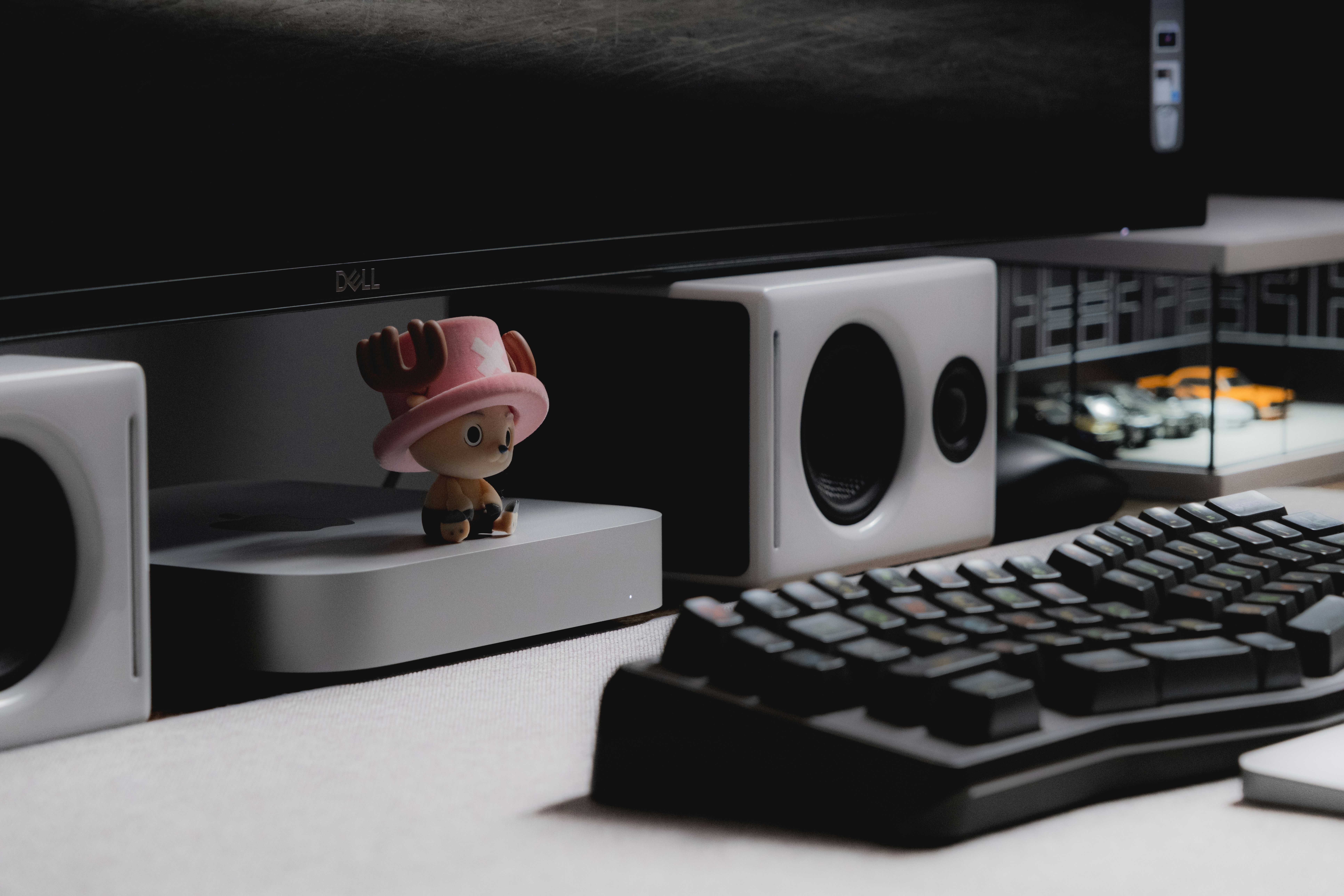 A desk with a keyboard, mouse and speakers photo – Free Desktop ...