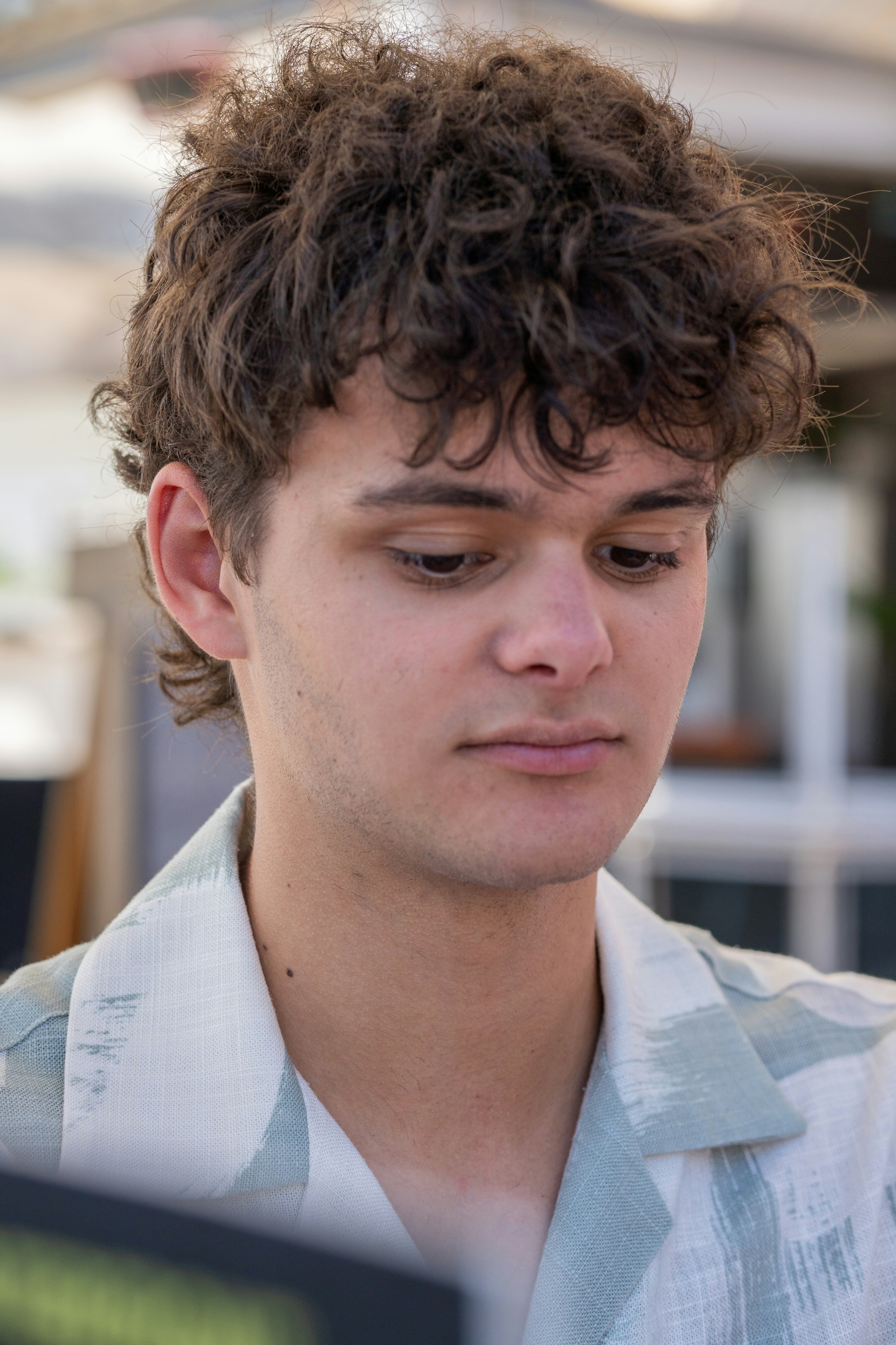 A young man looking at a computer screen photo – Free Man Image on Unsplash