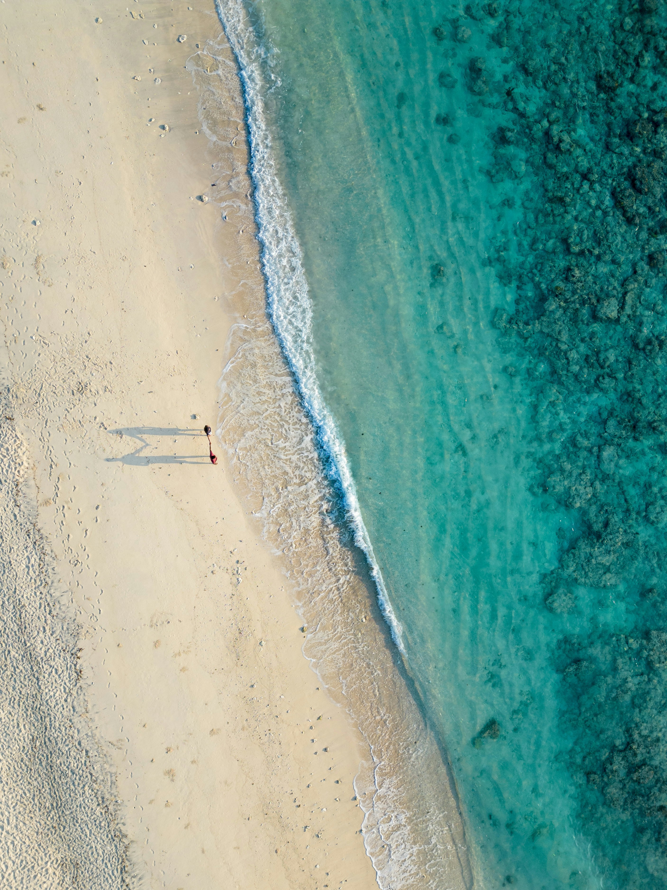 An aerial view of a beach and ocean photo – Free Backgrounds Image on ...