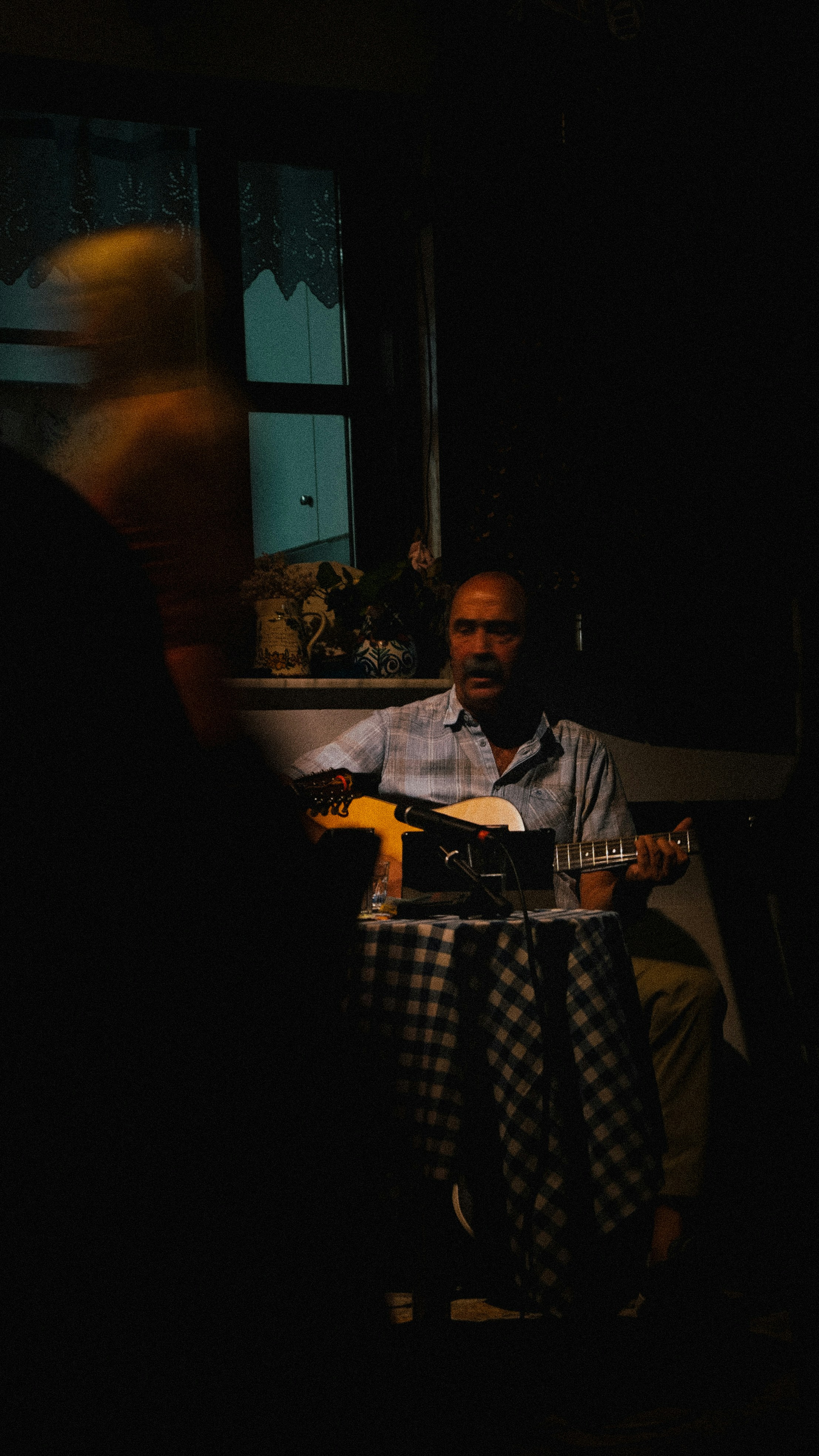 Amber Resonance in a Dim Café