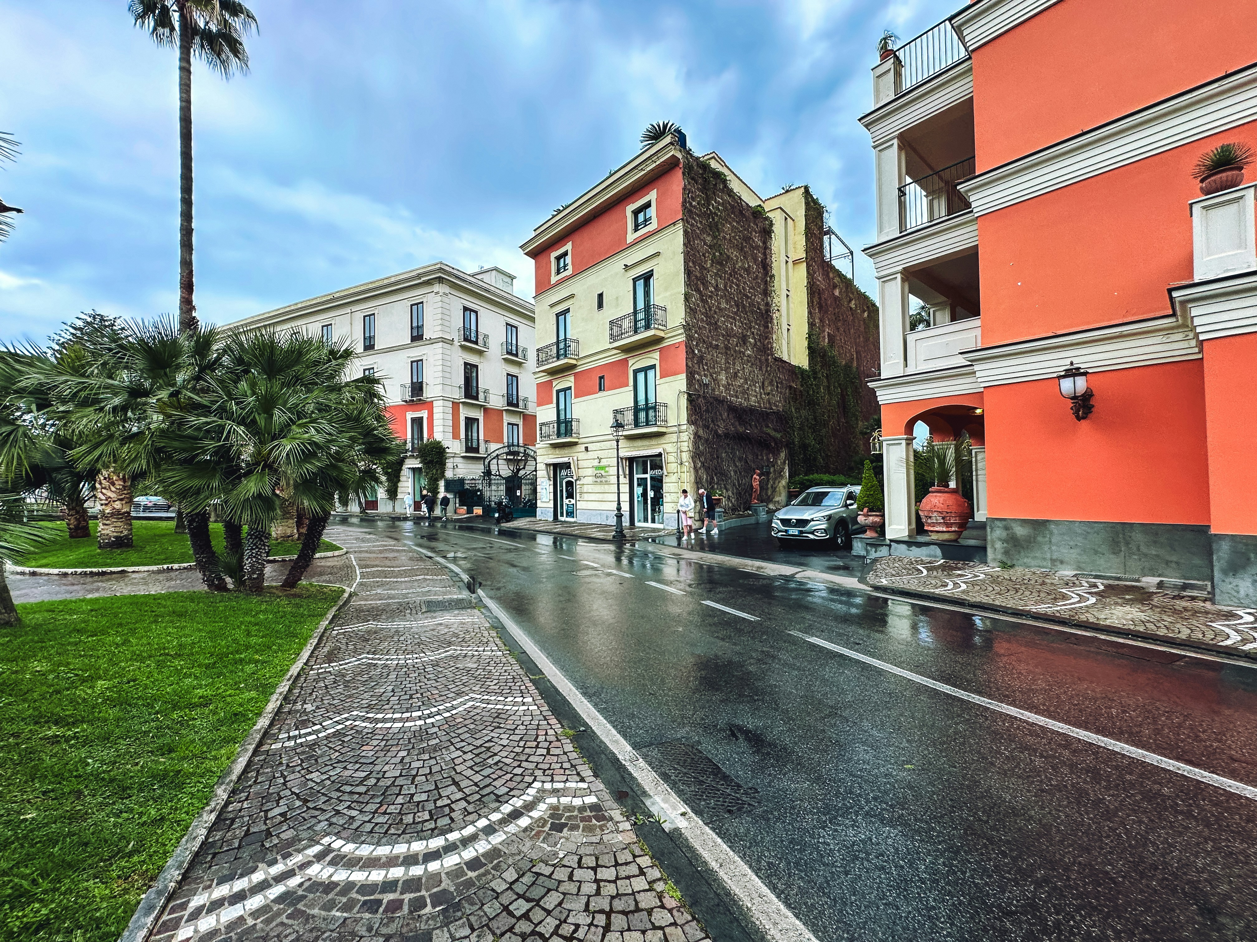 A street that has a bunch of buildings on it photo – Free Sorrento ...