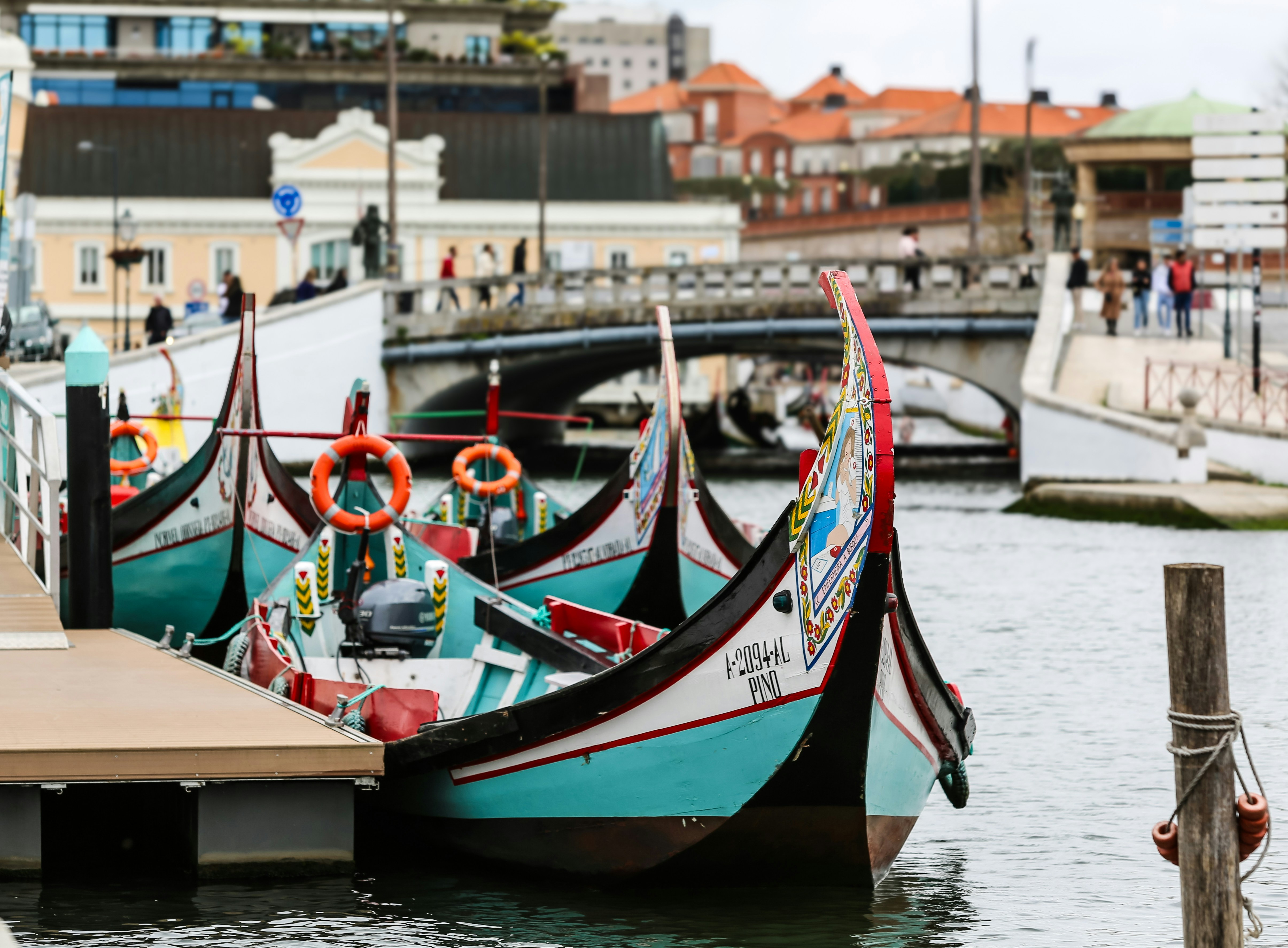Un par de botes que están sentados en el agua foto – Imagen de Frente ...