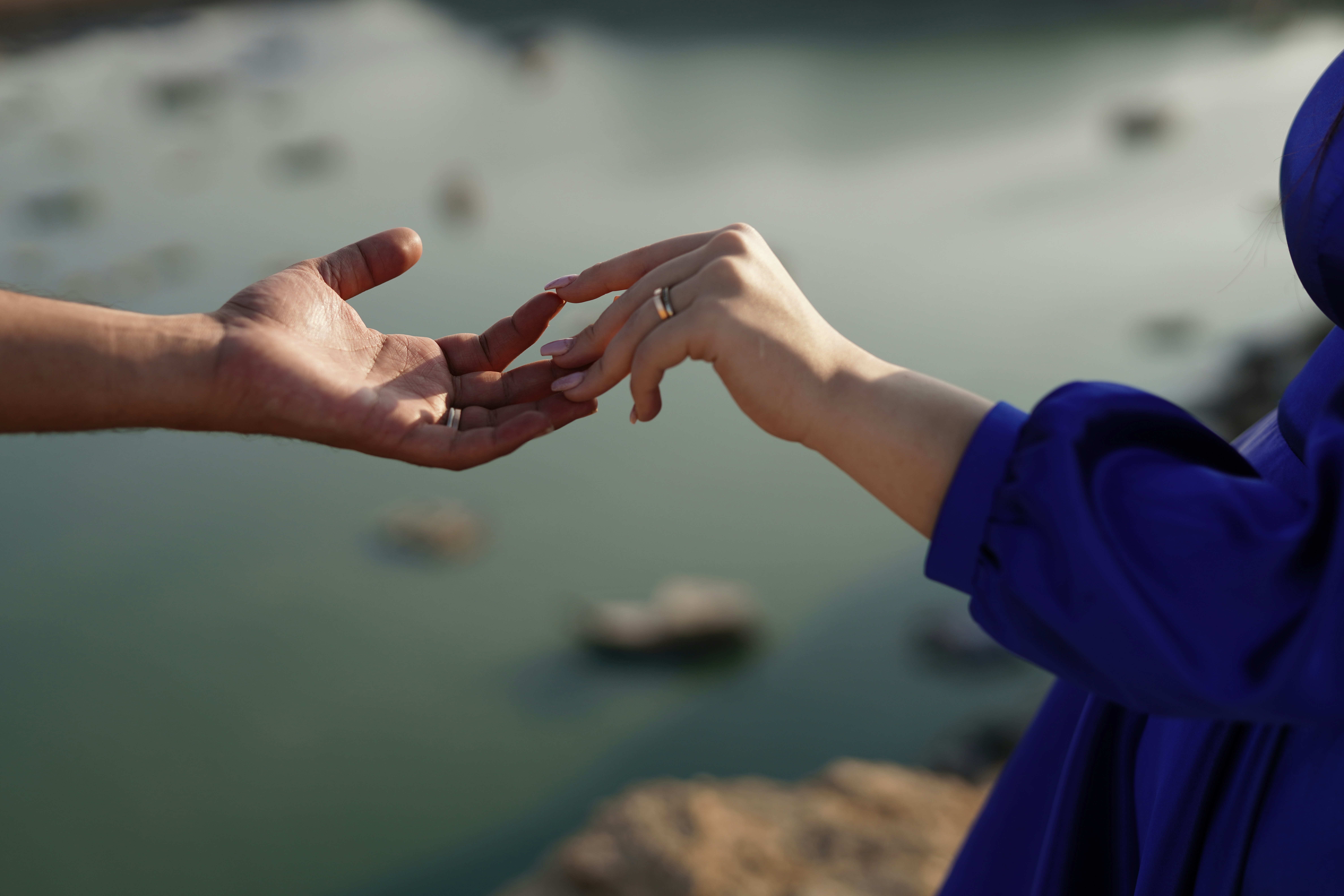 Deux personnes tendent la main l’une vers l’autre photo – Image ...