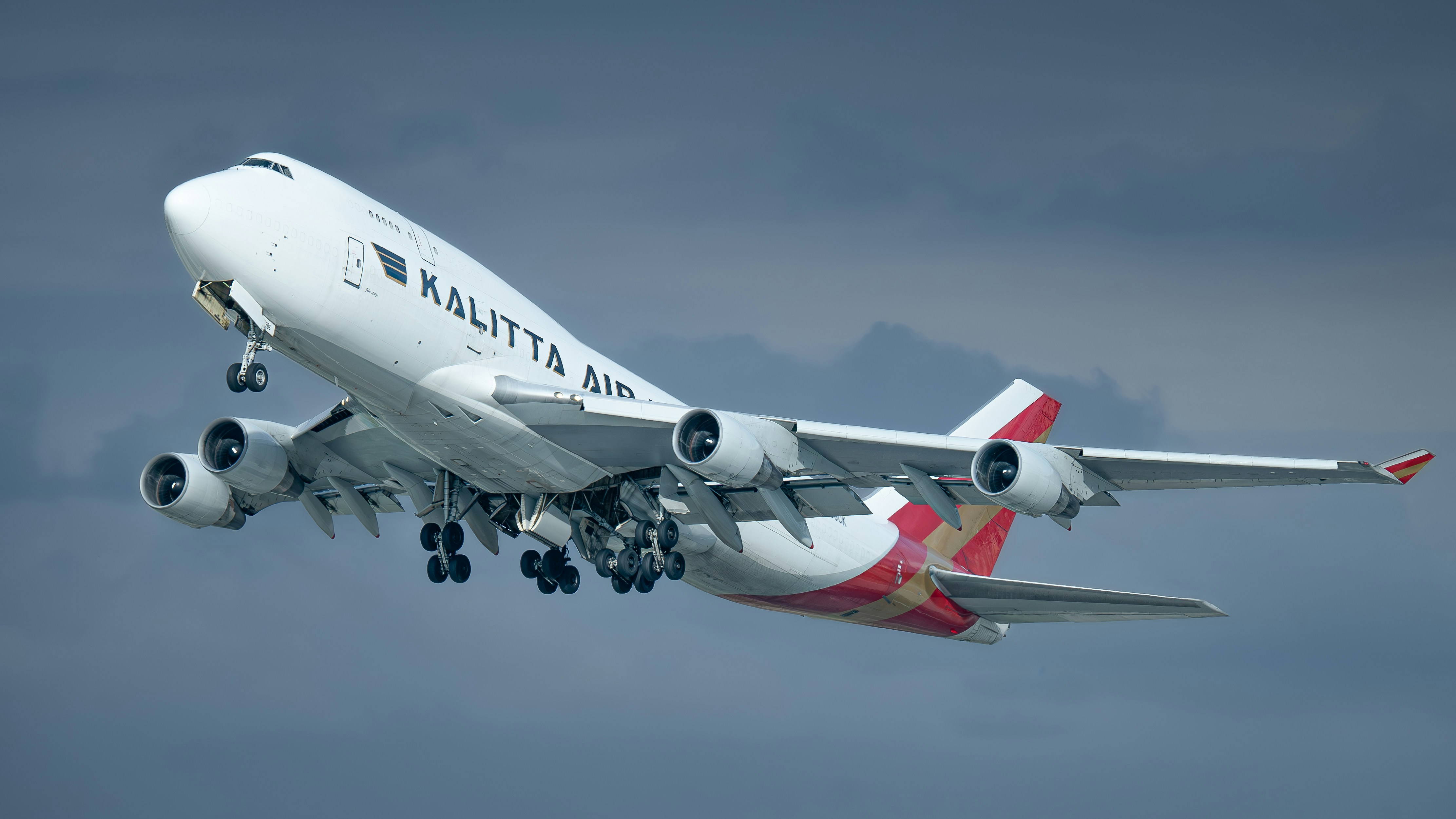 Un grand avion de ligne volant dans un ciel nuageux photo – Image ...