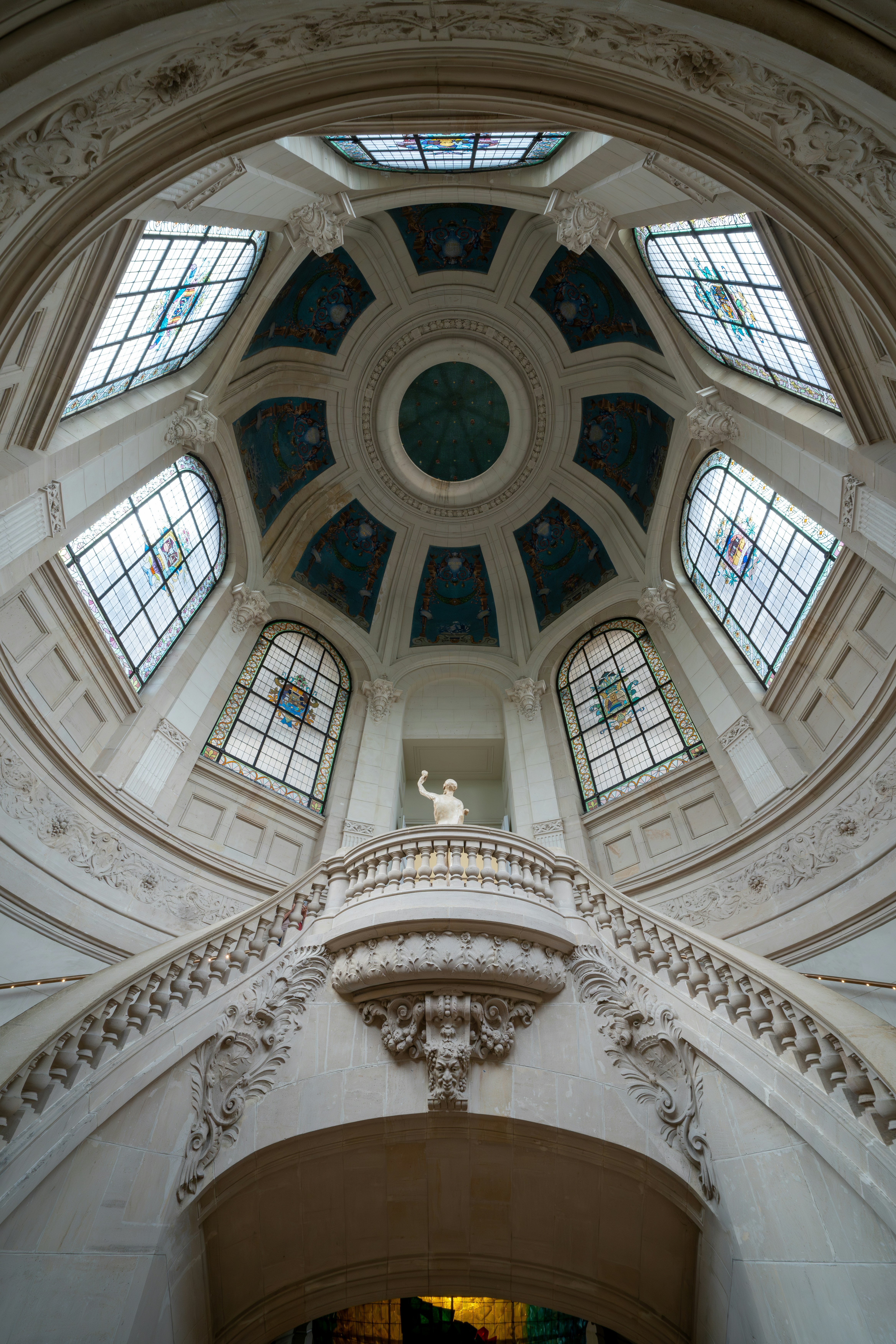 The ceiling of a large building with many windows photo – Free Palais ...