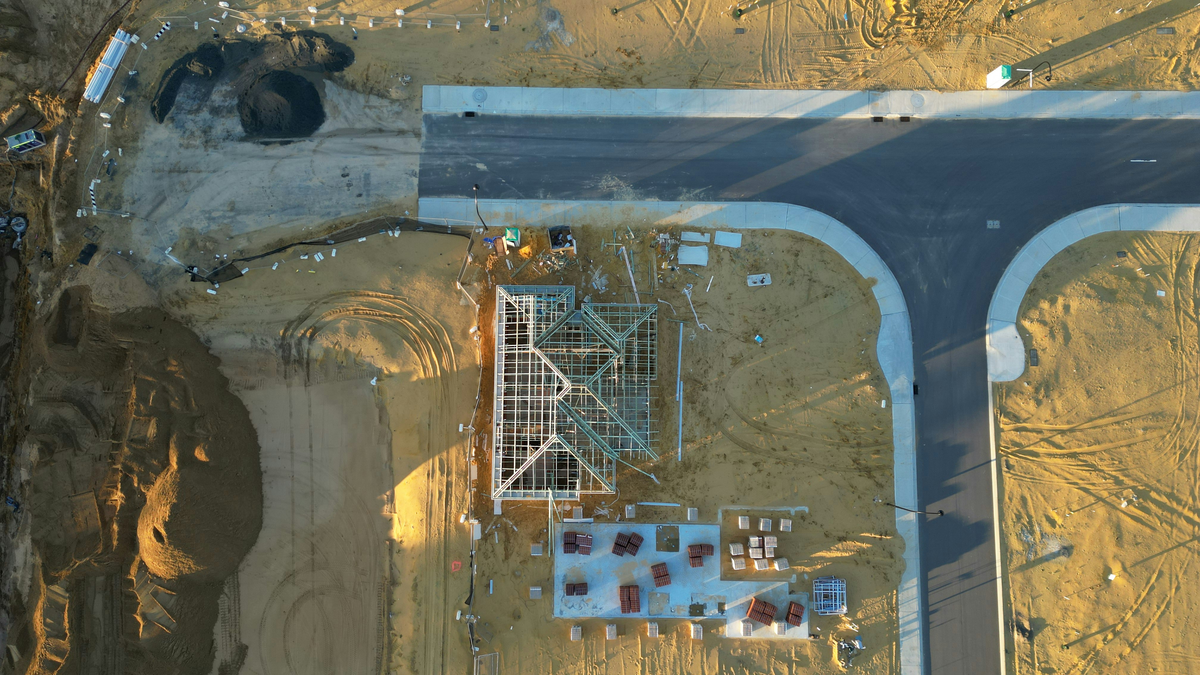 An aerial view of a road and a construction site photo – Free ...
