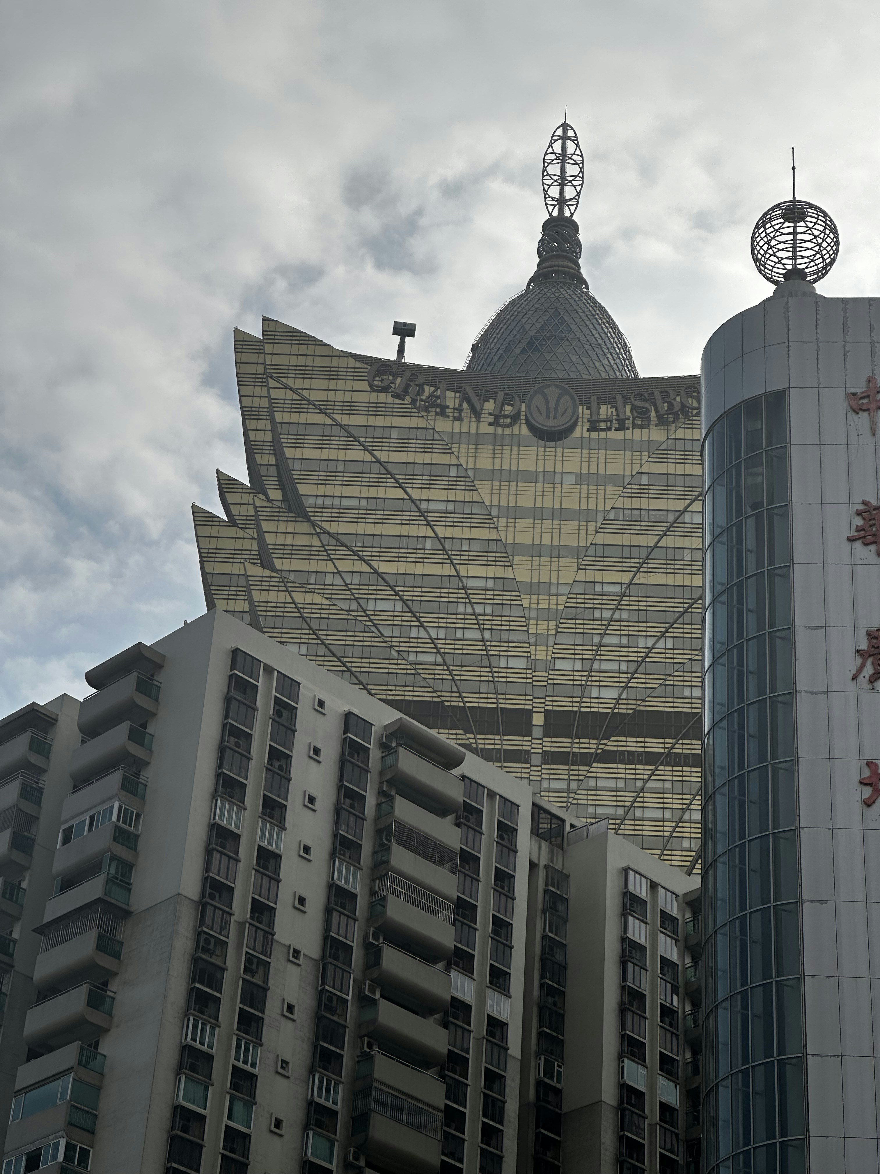 Geometric Crown of Steel: Facets Meet the Skyline