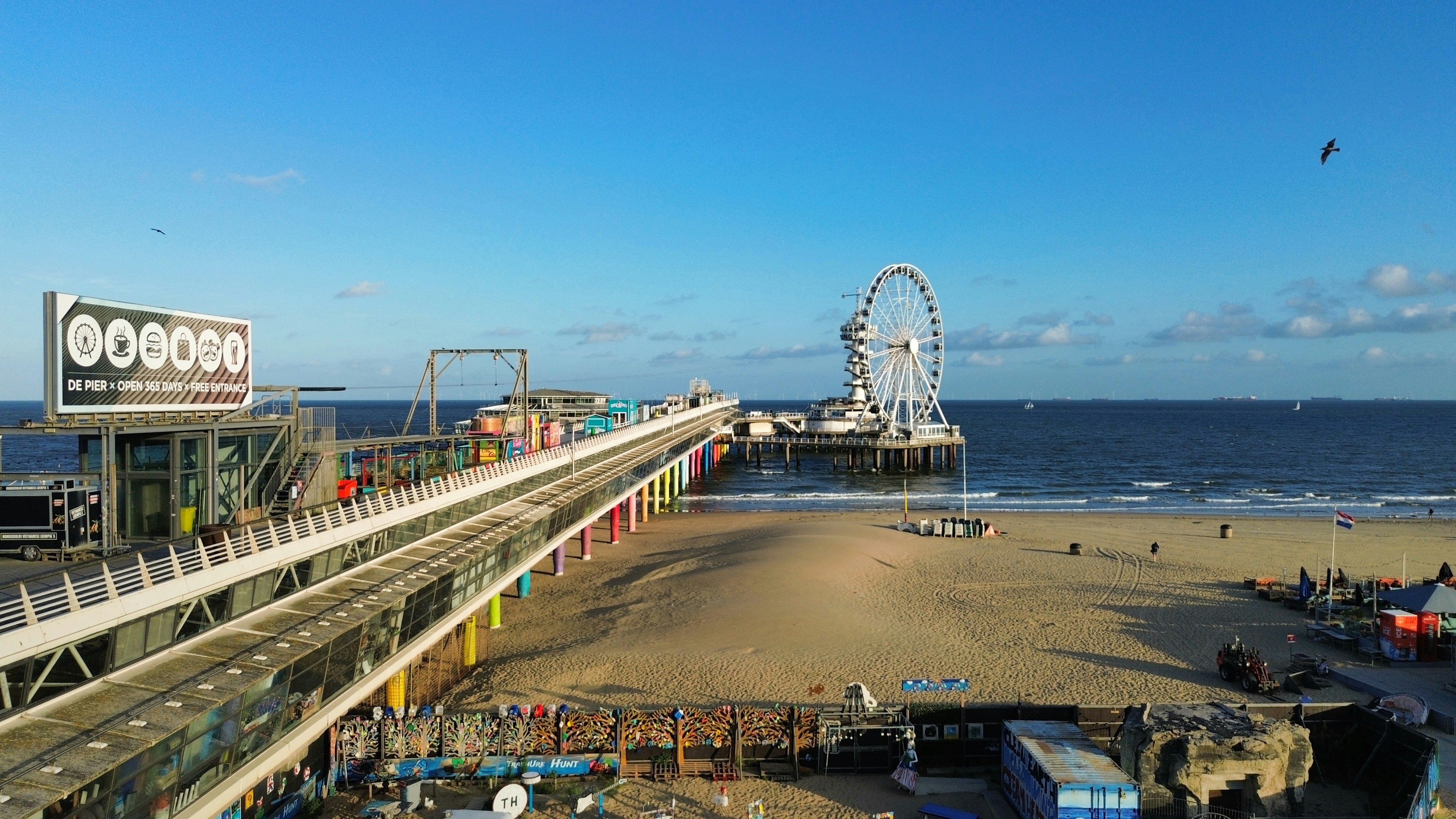 Une vue d’une plage avec une grande roue en arrière-plan photo – Image ...