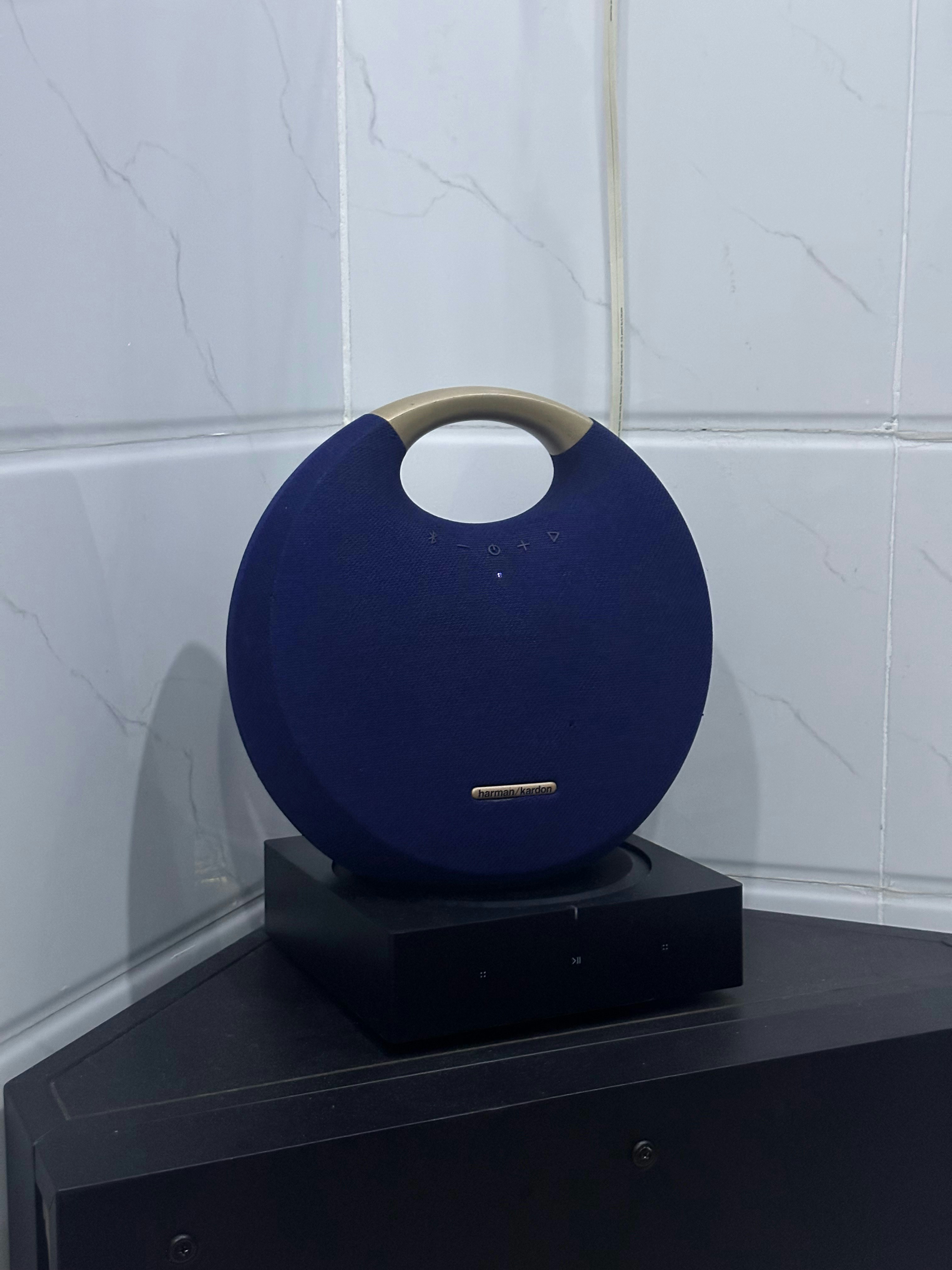 Cobalt Disc on a Quiet Mantel: A Minimalist Speaker Portrait