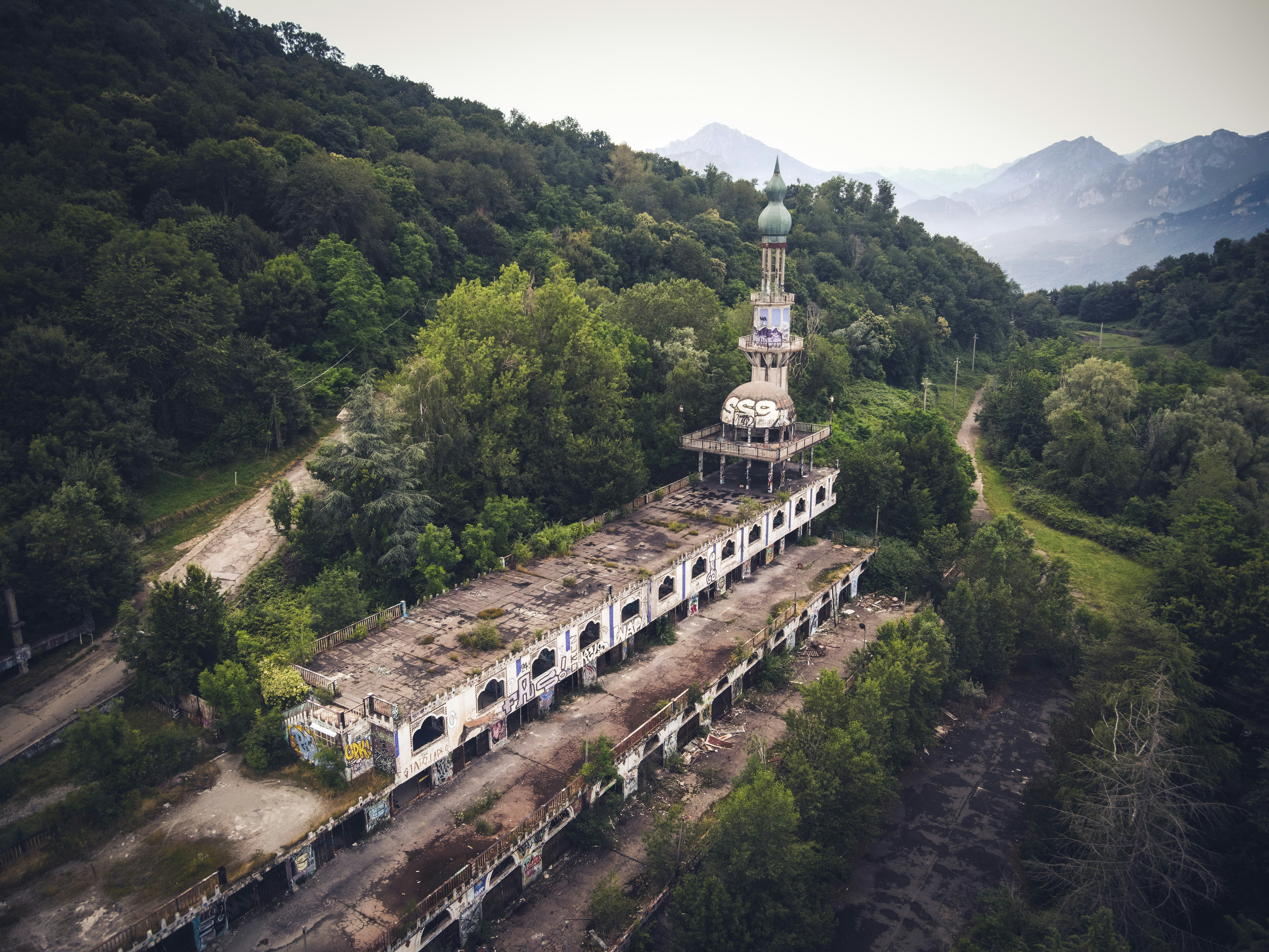 Photo by Francesco Ungaro with DJI Air 2S