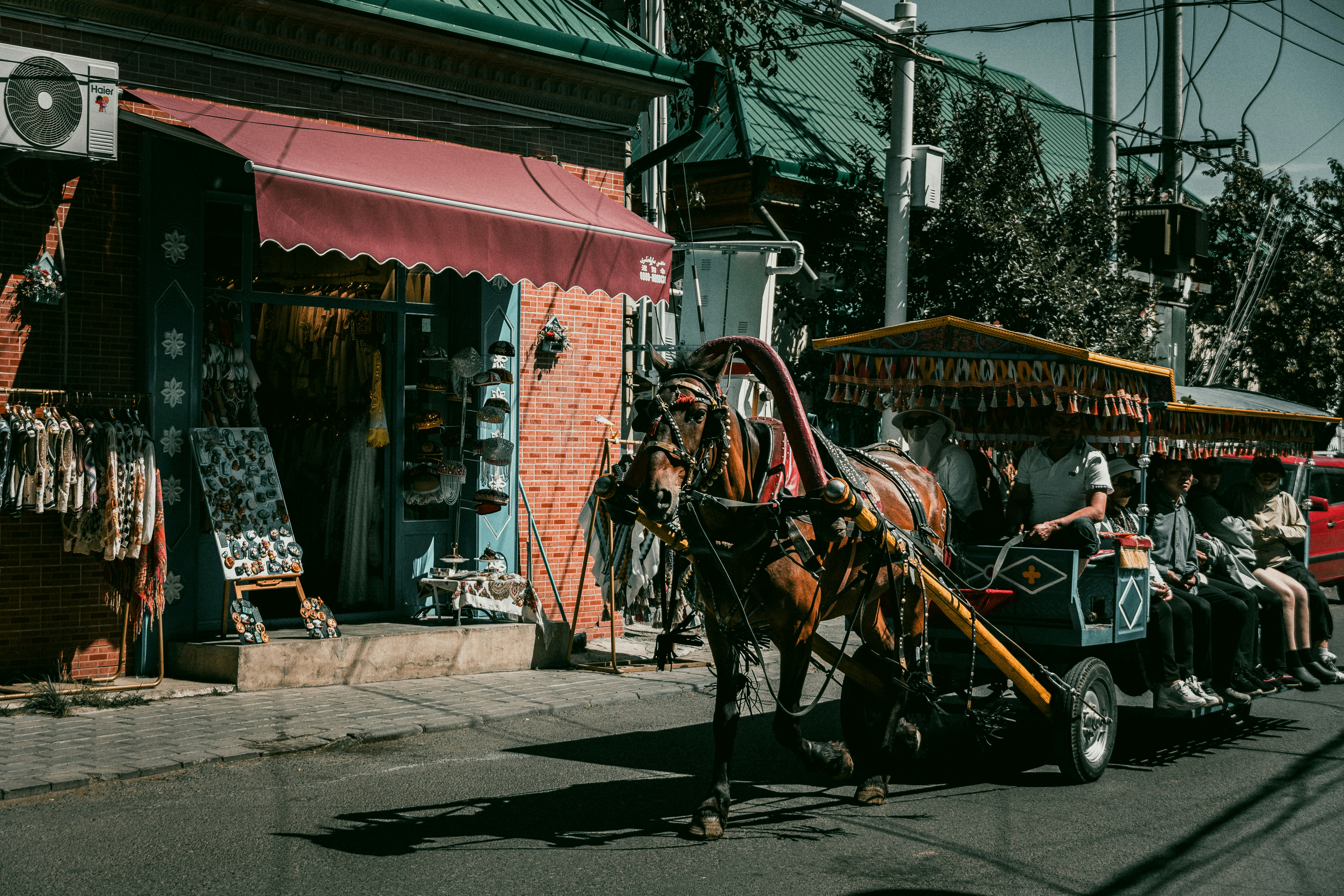 A horse drawn carriage on a city street photo – Free Kazanqi folk ...