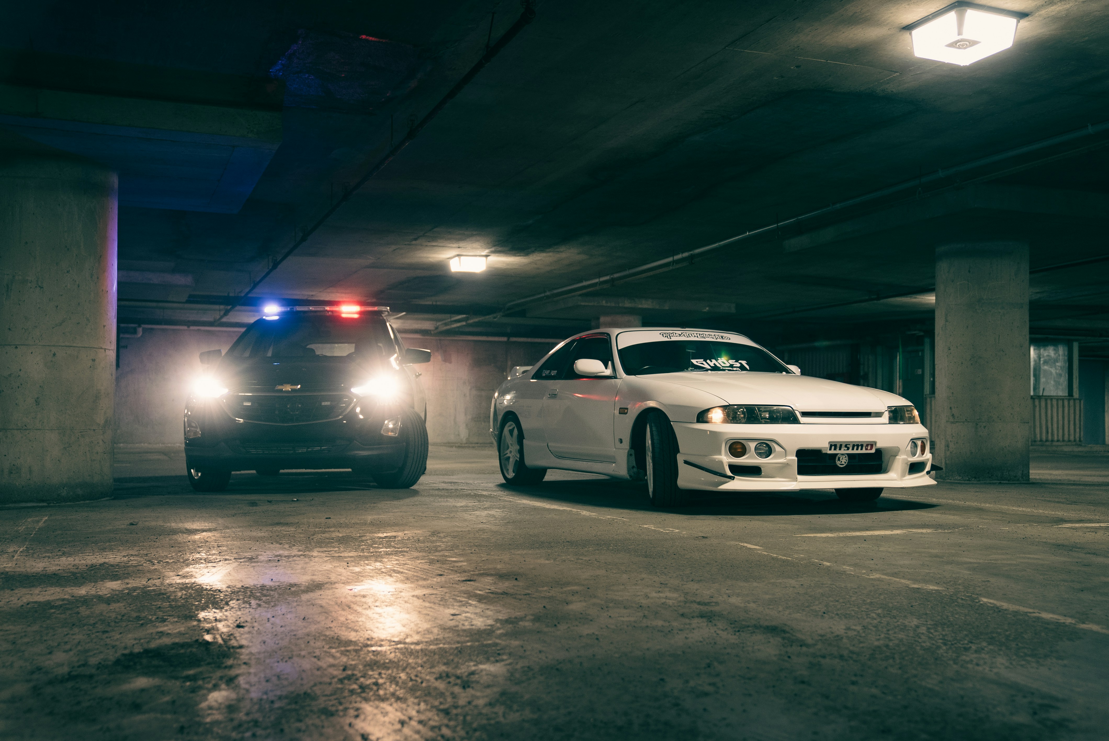 Deux voitures sont garées dans un garage photo – Image gratuite de ...