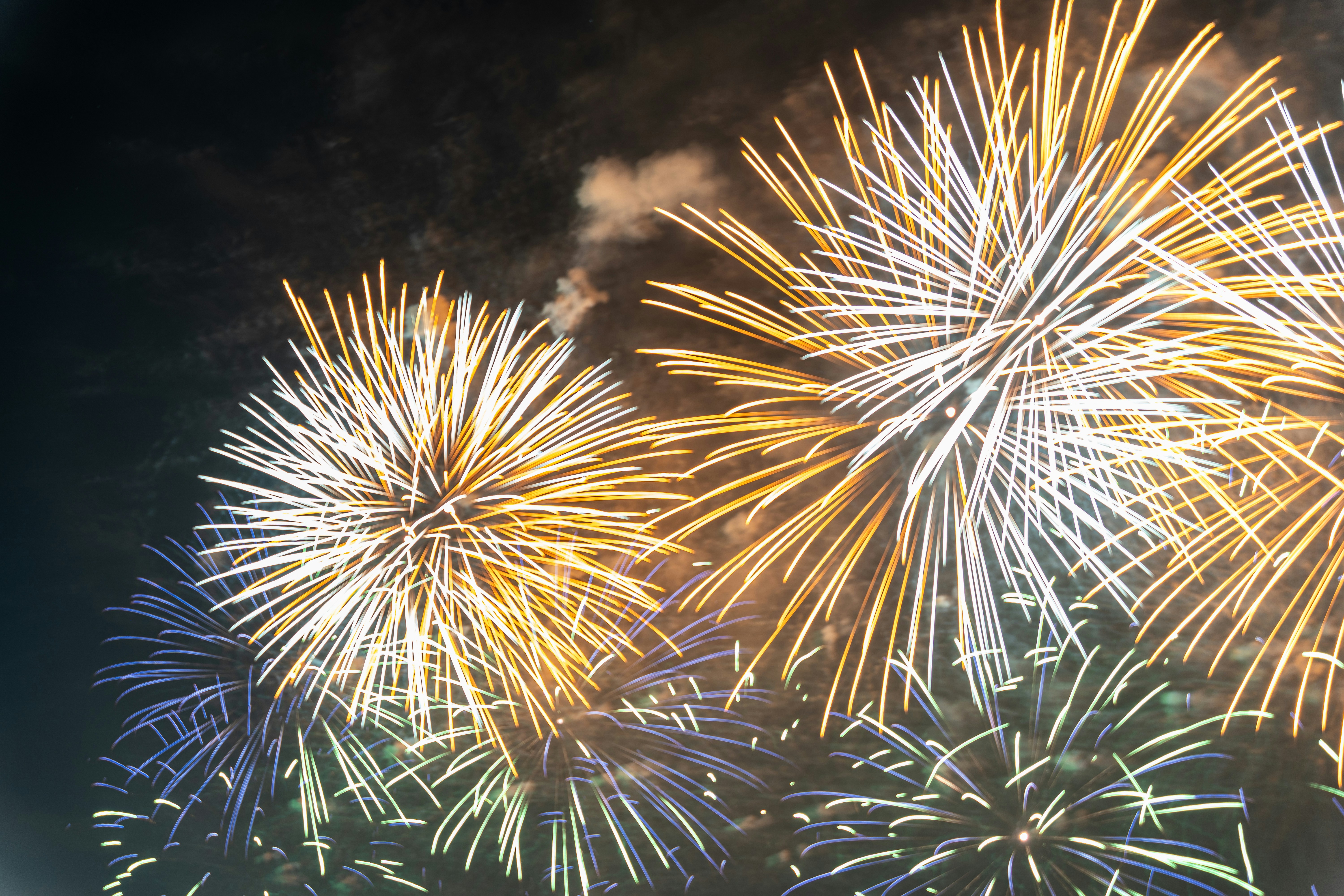 A bunch of fireworks that are in the sky photo – Free 251 Image on Unsplash