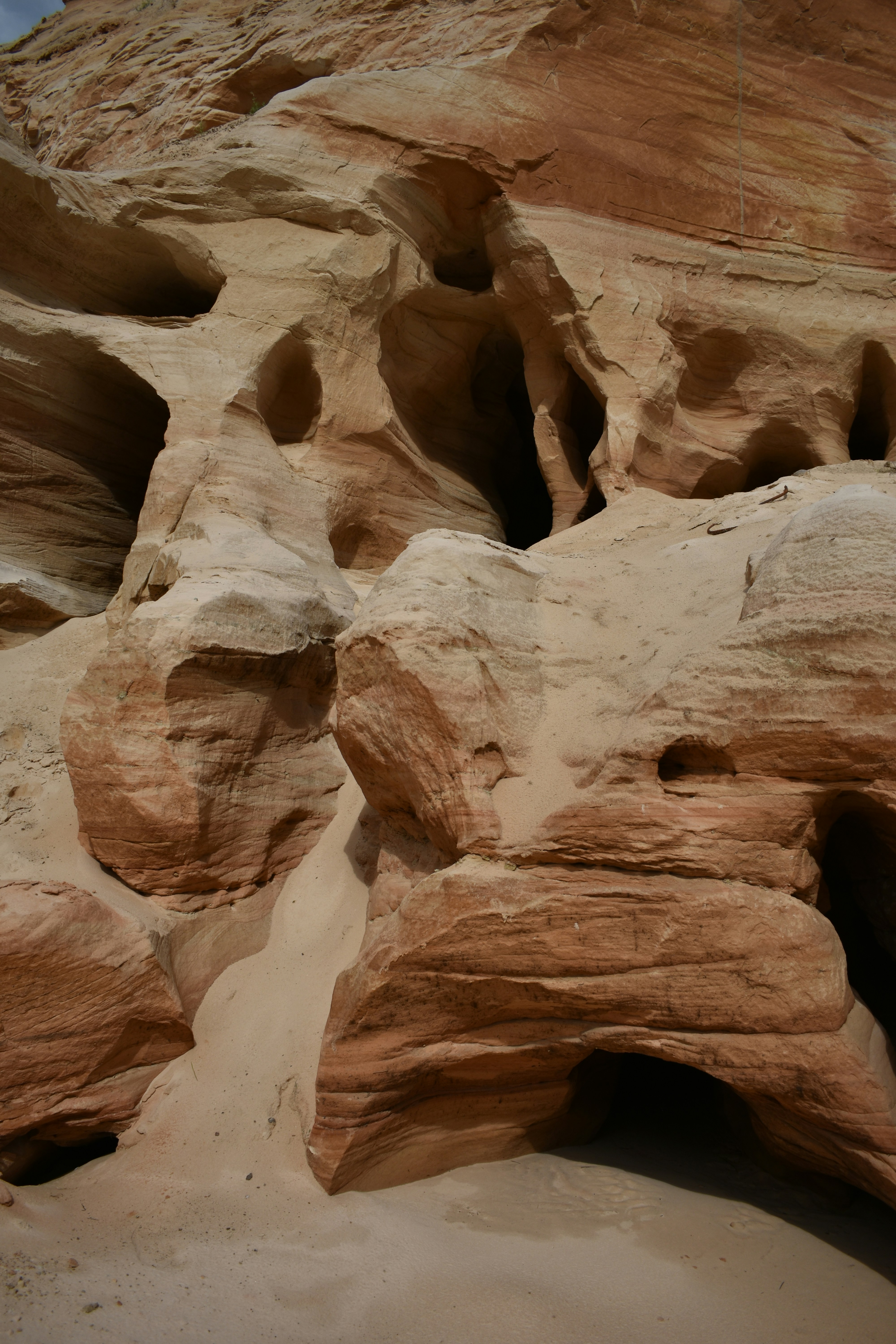 Une grande formation rocheuse au milieu d’un désert photo – Image ...