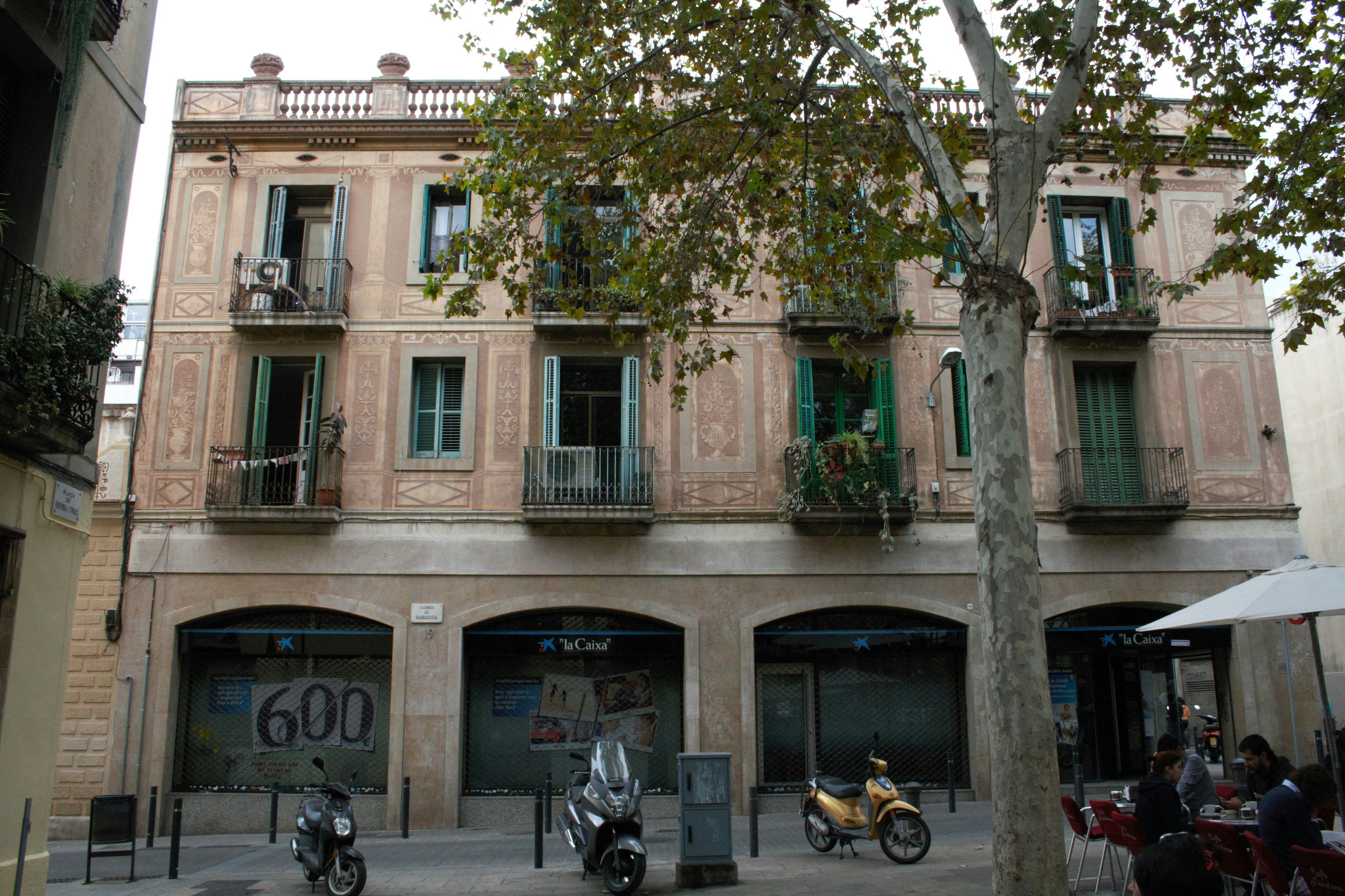 Facade Across the Street: A Neoclassical Bloc Framed by Trees