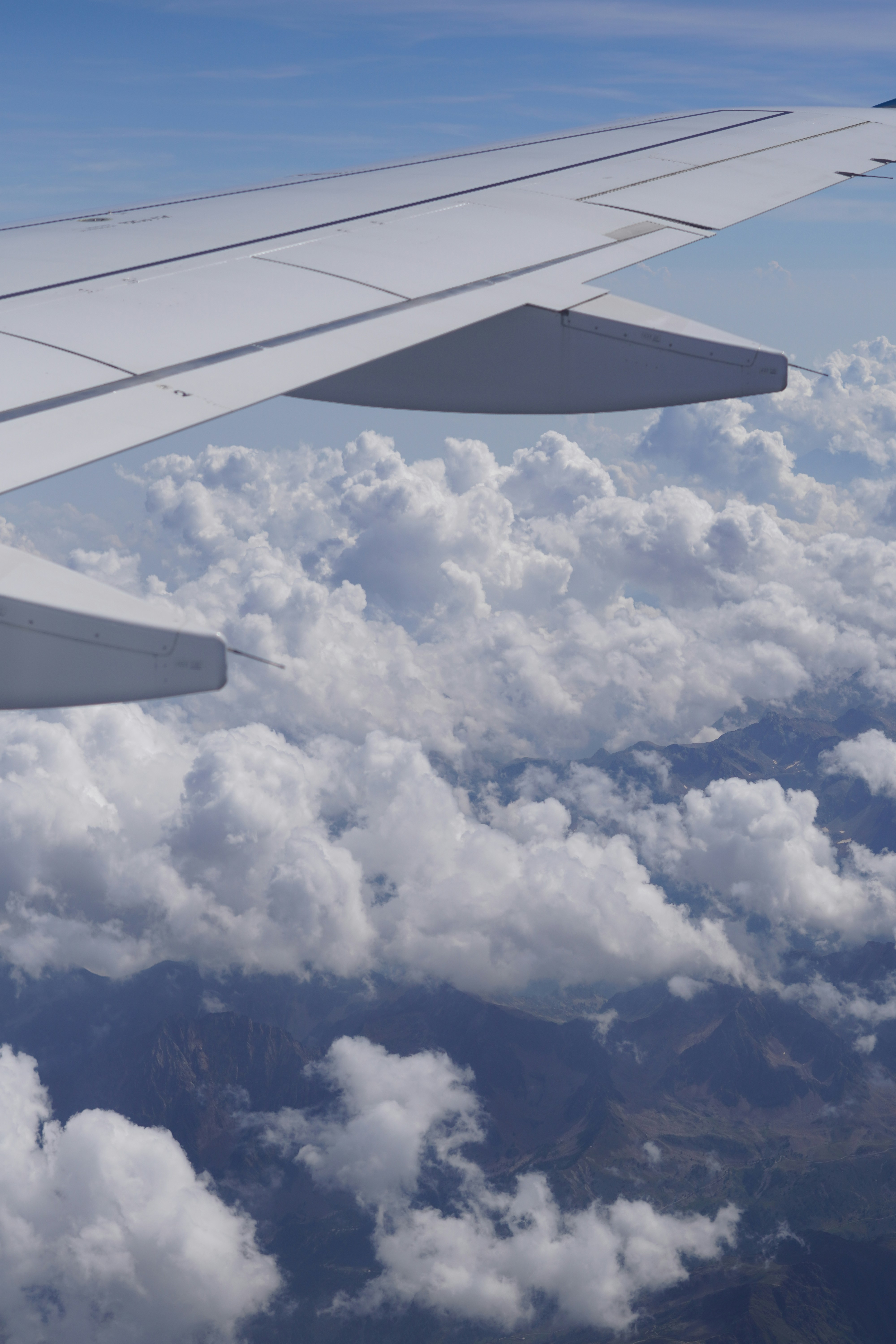 L’aile d’un avion volant au-dessus des nuages photo – Image gratuite de ...