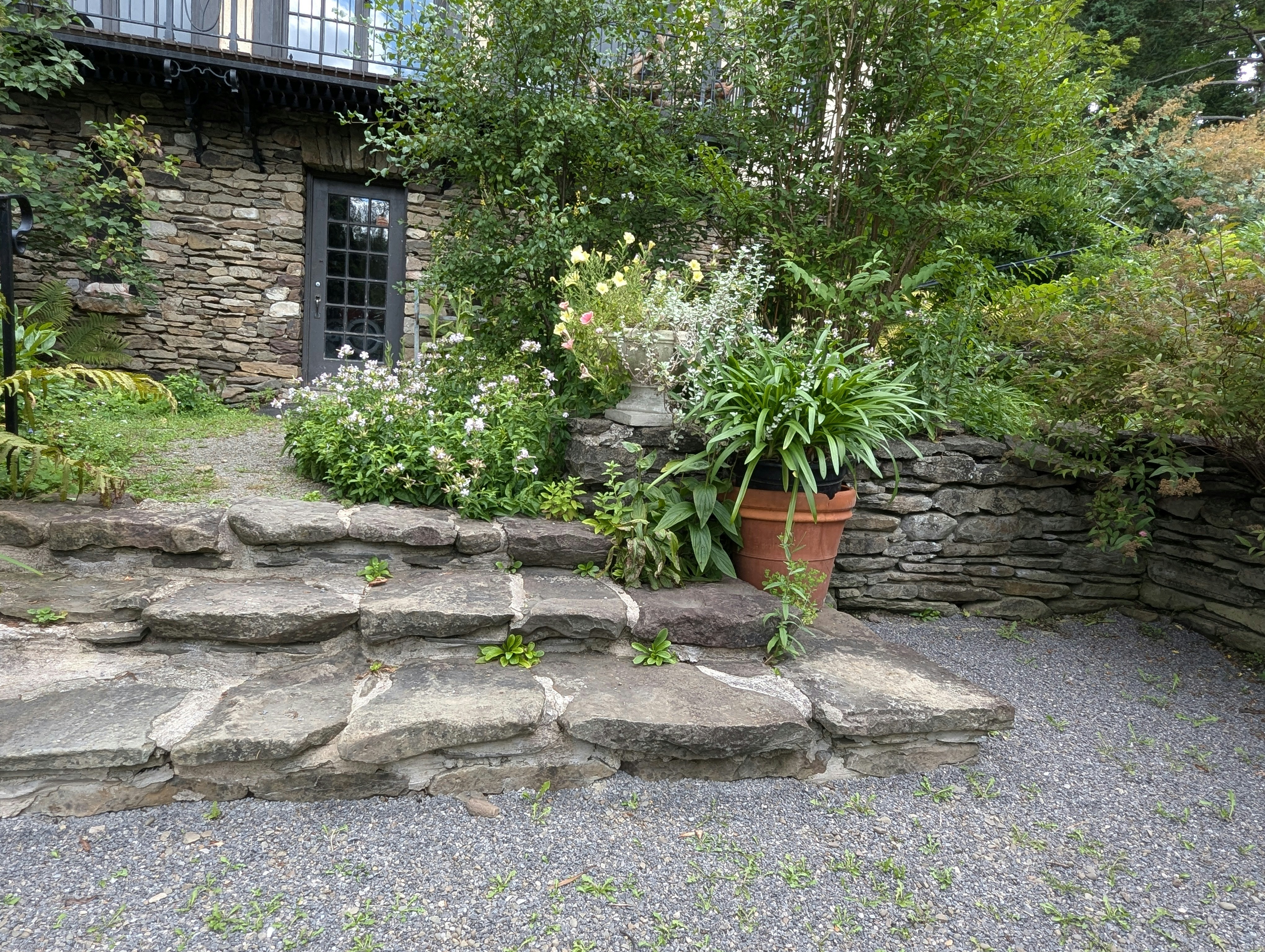 Ein Steinhaus mit einem großen Garten davor Foto – Kostenloses Bild zum ...