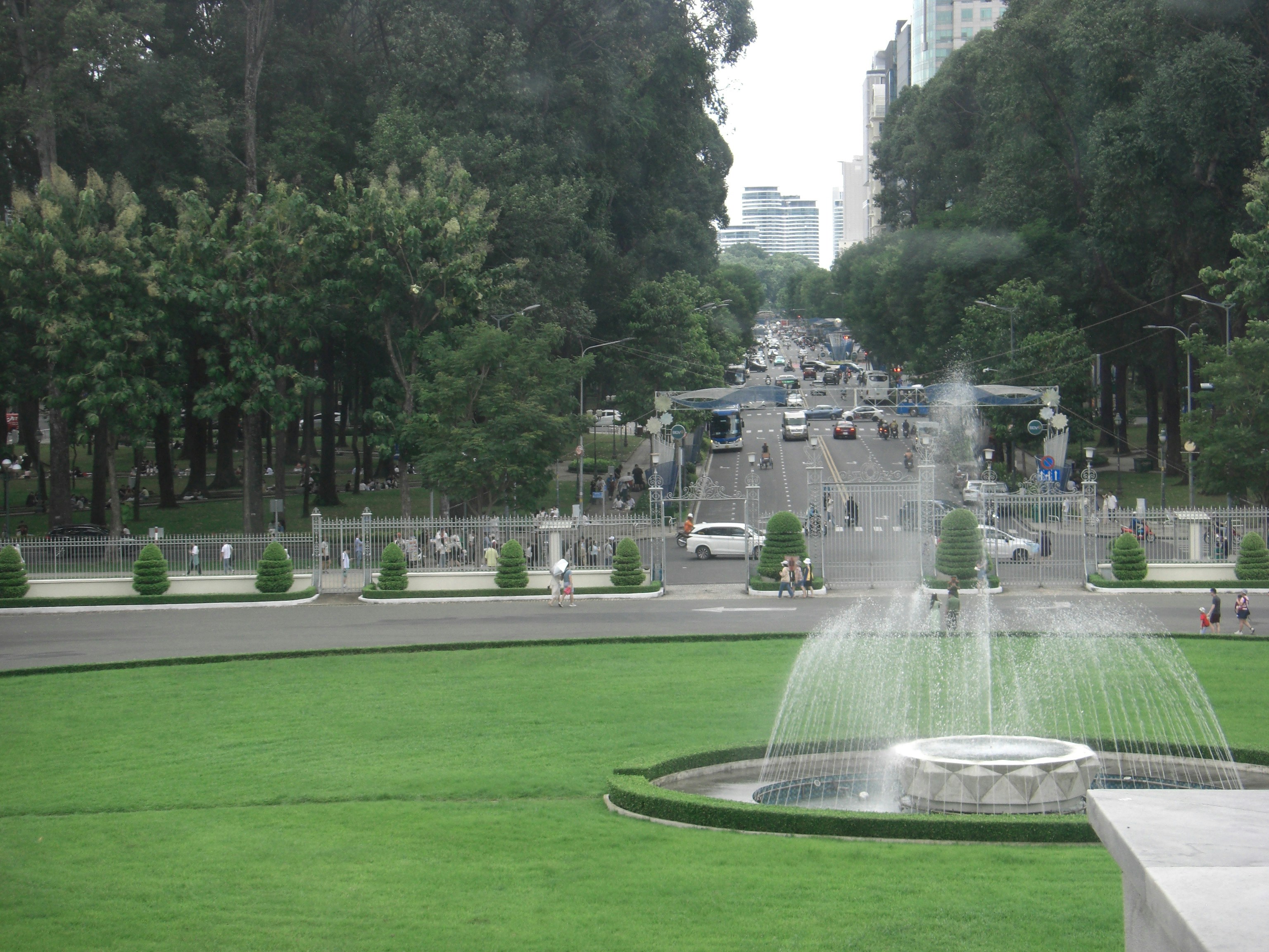 Una fuente en medio de un parque foto – Imagen de Coche gratuita en ...