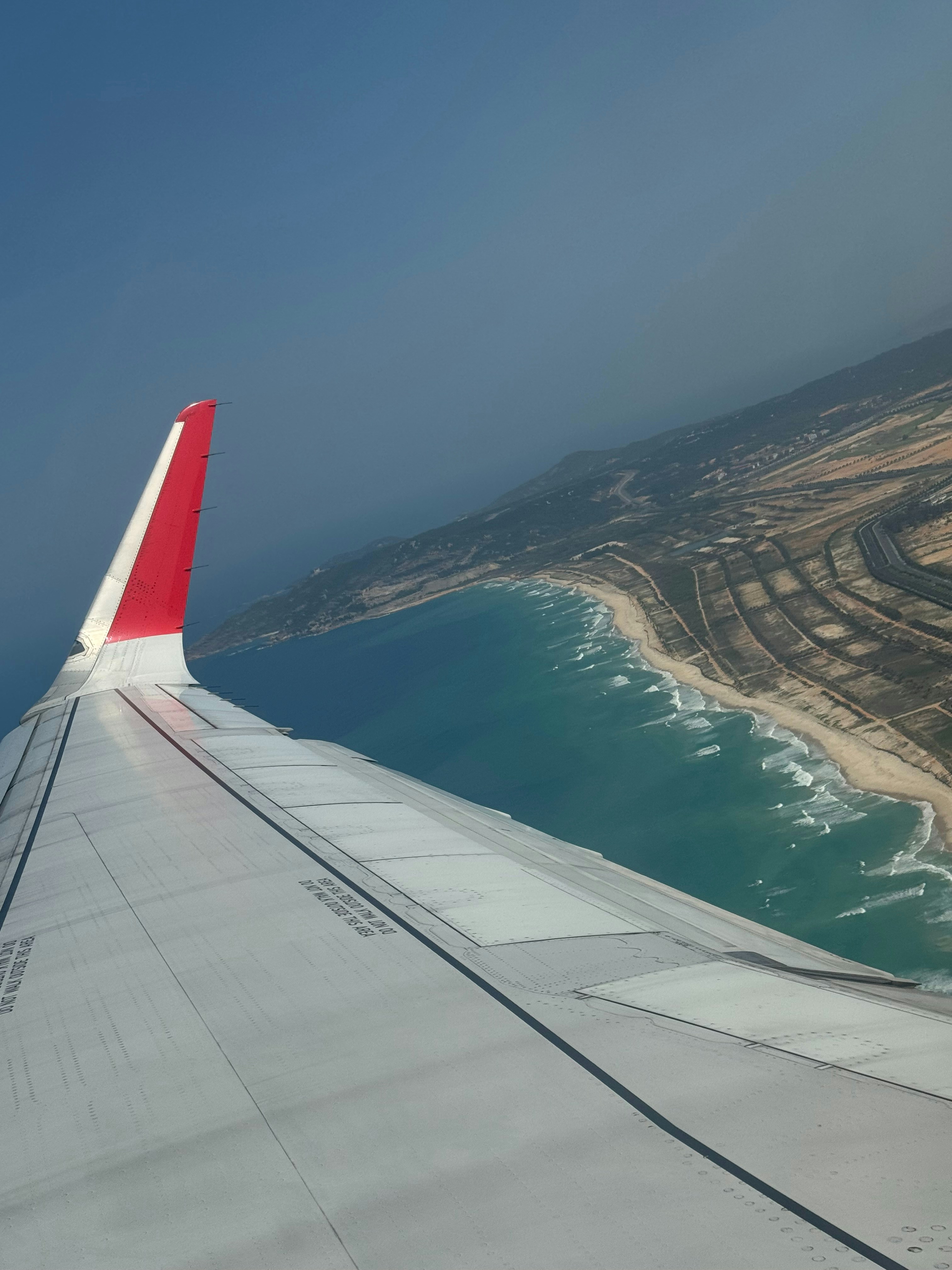 L’aile d’un avion survolant l’océan photo – Image gratuite de En plein ...