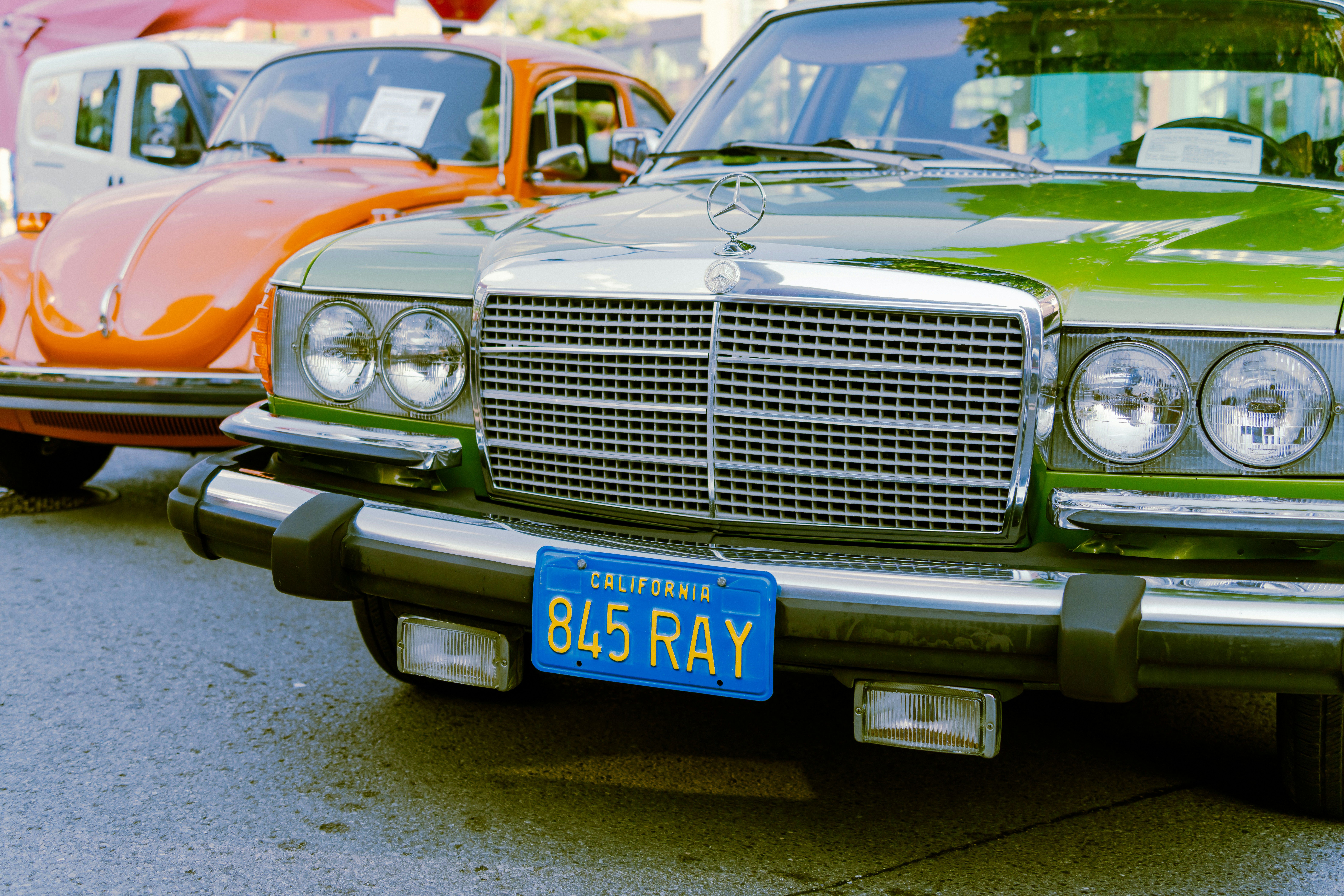 A row of old cars parked next to each other photo – Free South side ...
