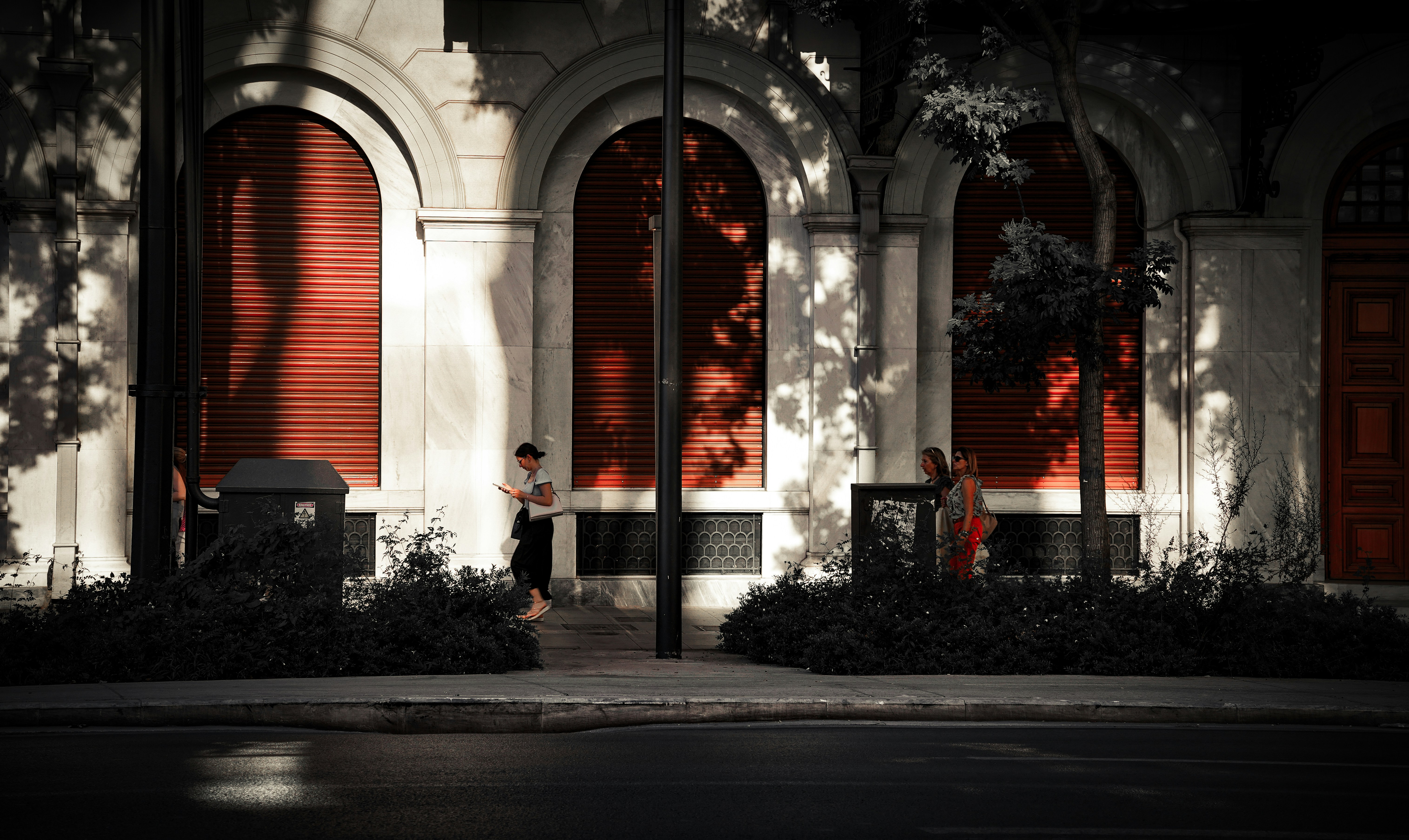 A building that has a bunch of windows on it photo – Free Street Image ...