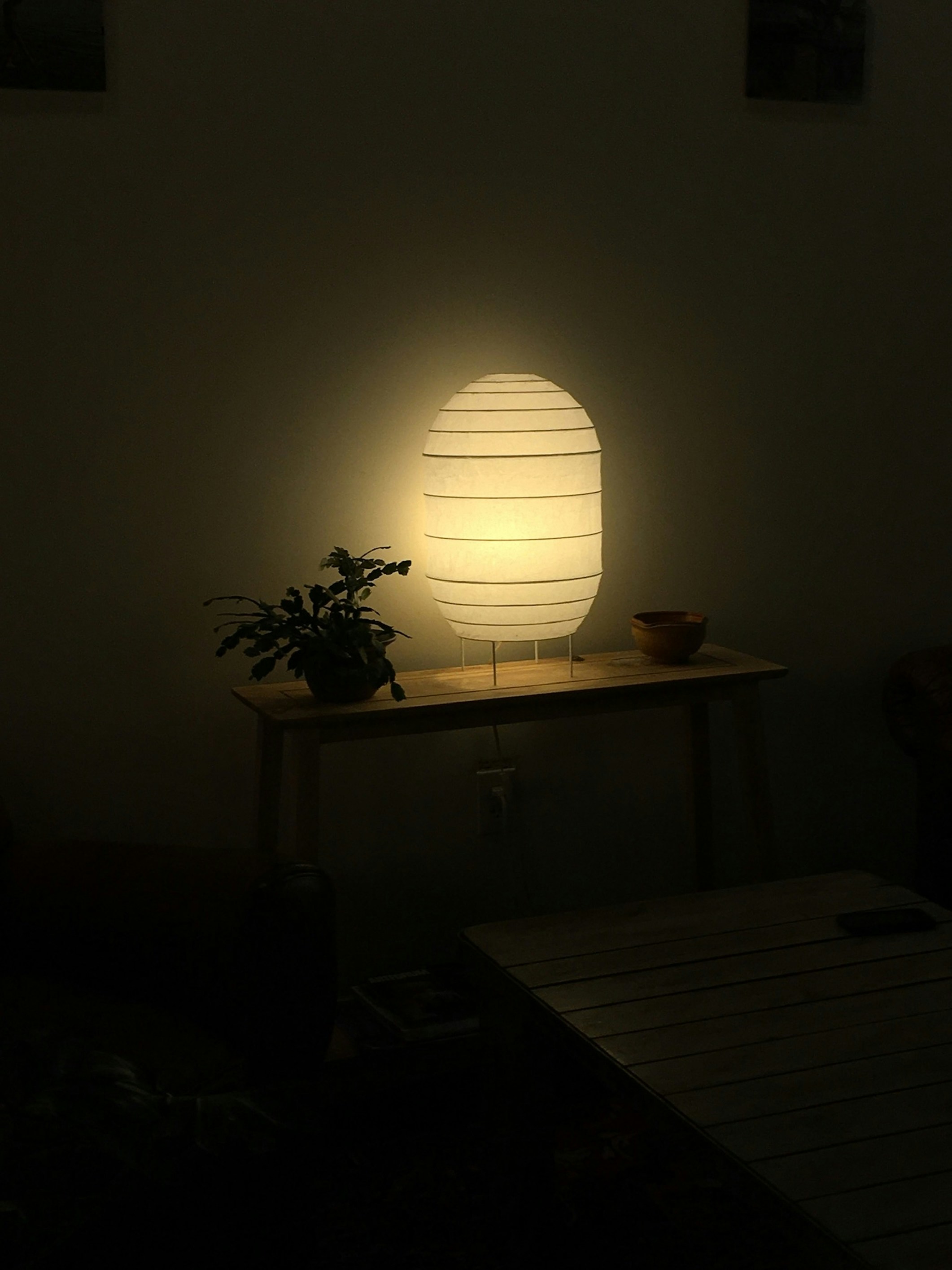 Warm Glow on a Quiet Console: A Minimalist Lamp in Soft Darkness