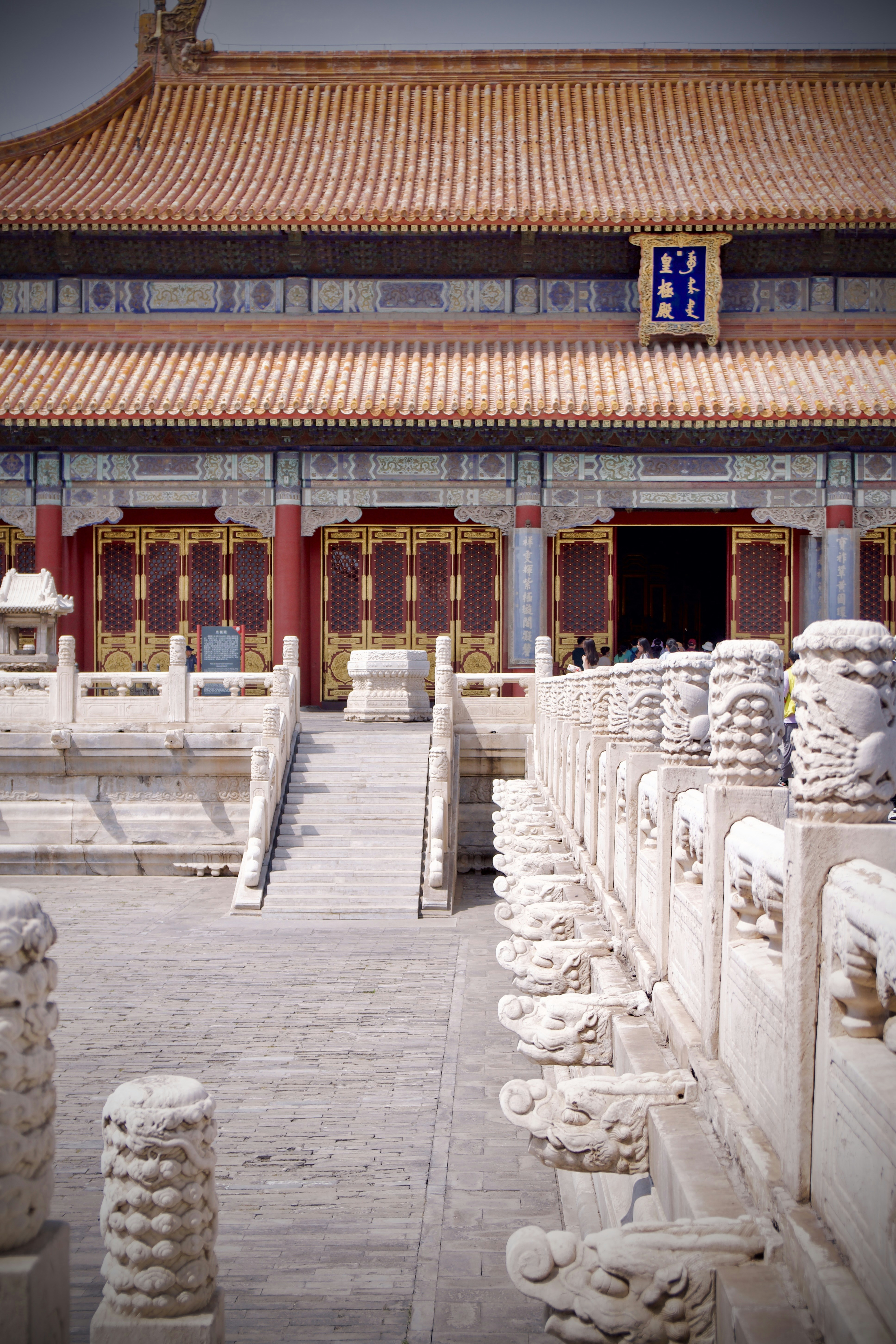 A building that has a lot of statues in it photo – Free Building Image ...