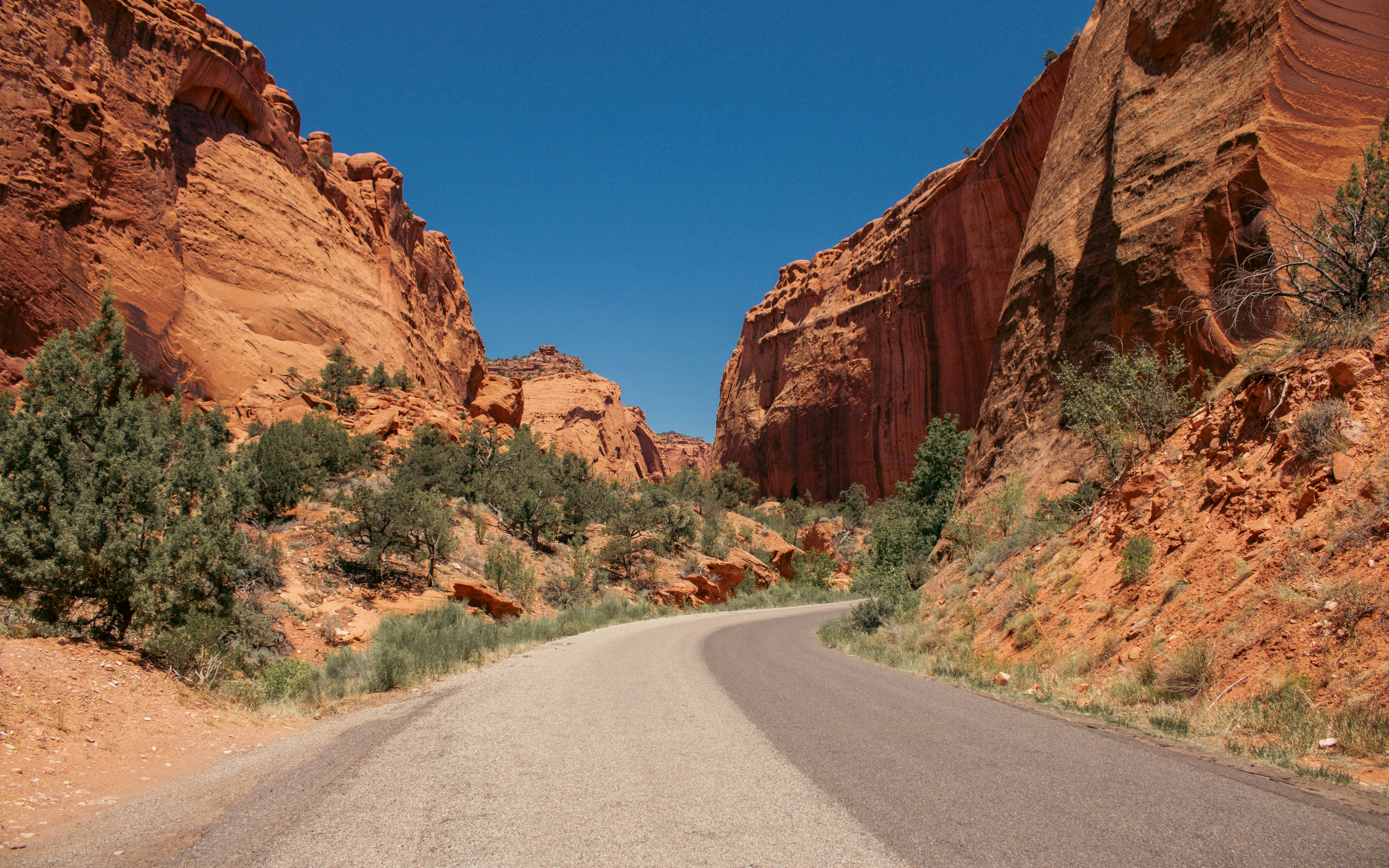 Une route au milieu d’un canyon photo – Image gratuite de Utah sur Unsplash