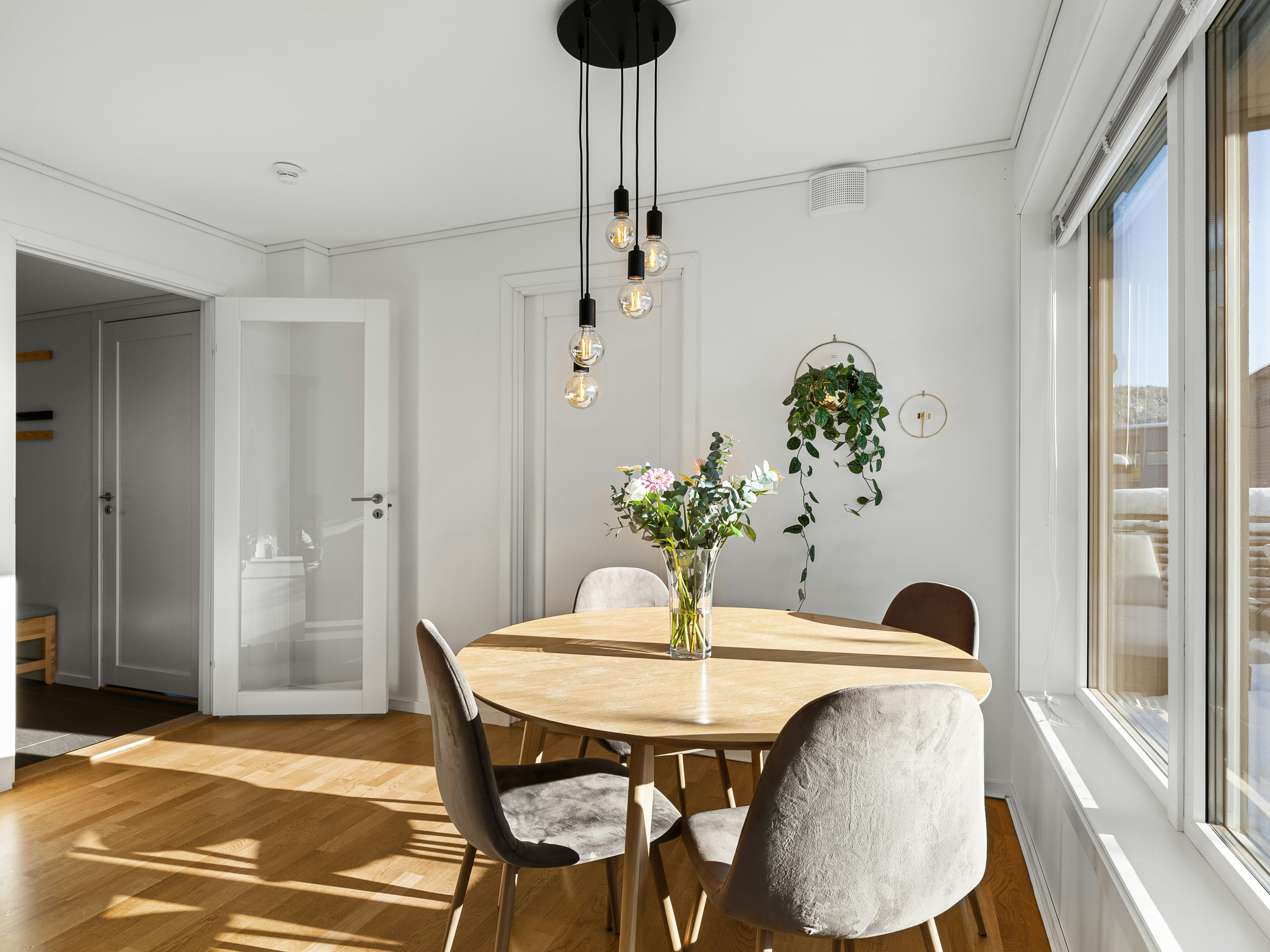 A dining room with a table and chairs photo – Free Dining room Image on ...