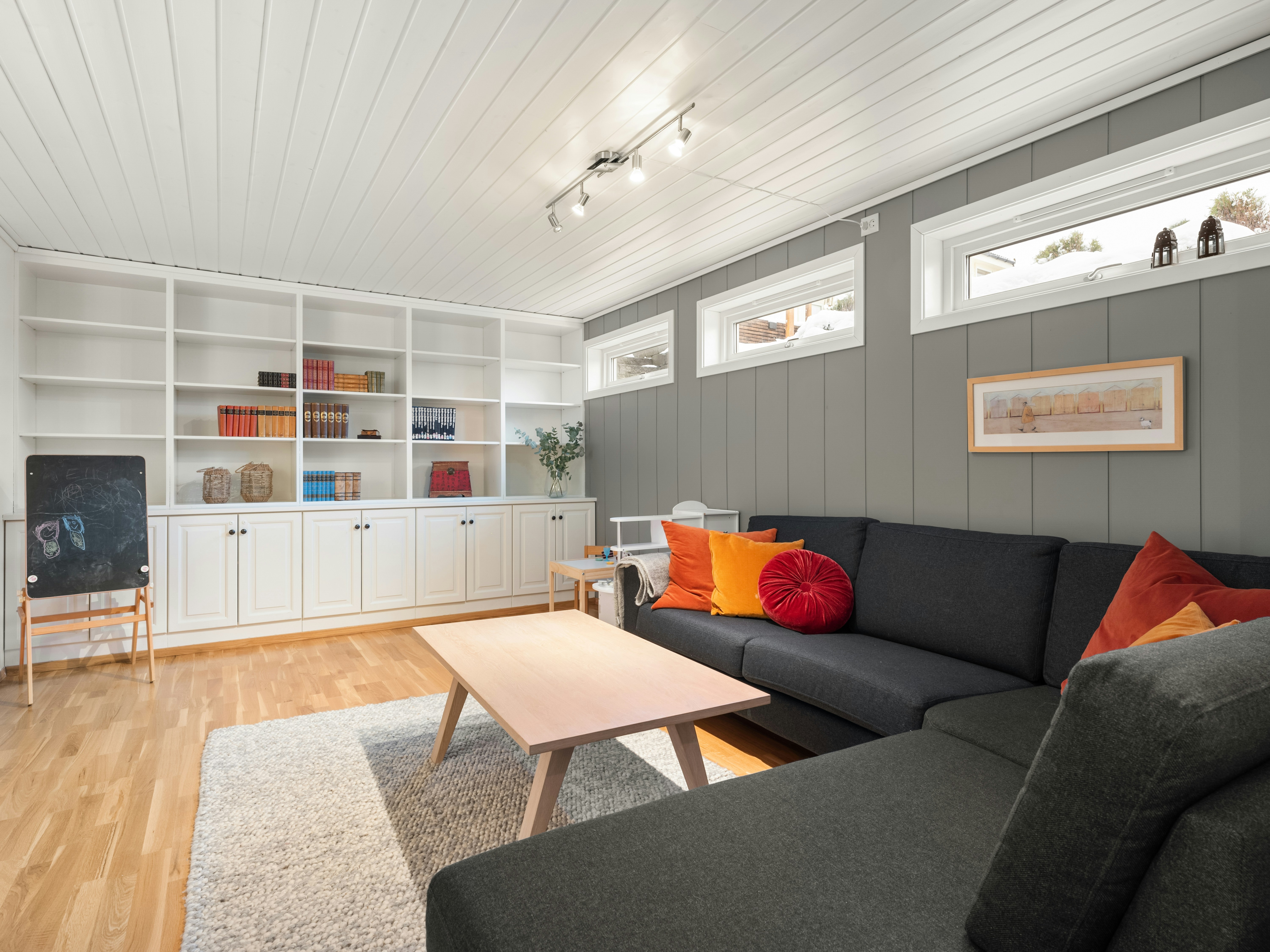 A living room filled with furniture and a flat screen TV photo – Free ...