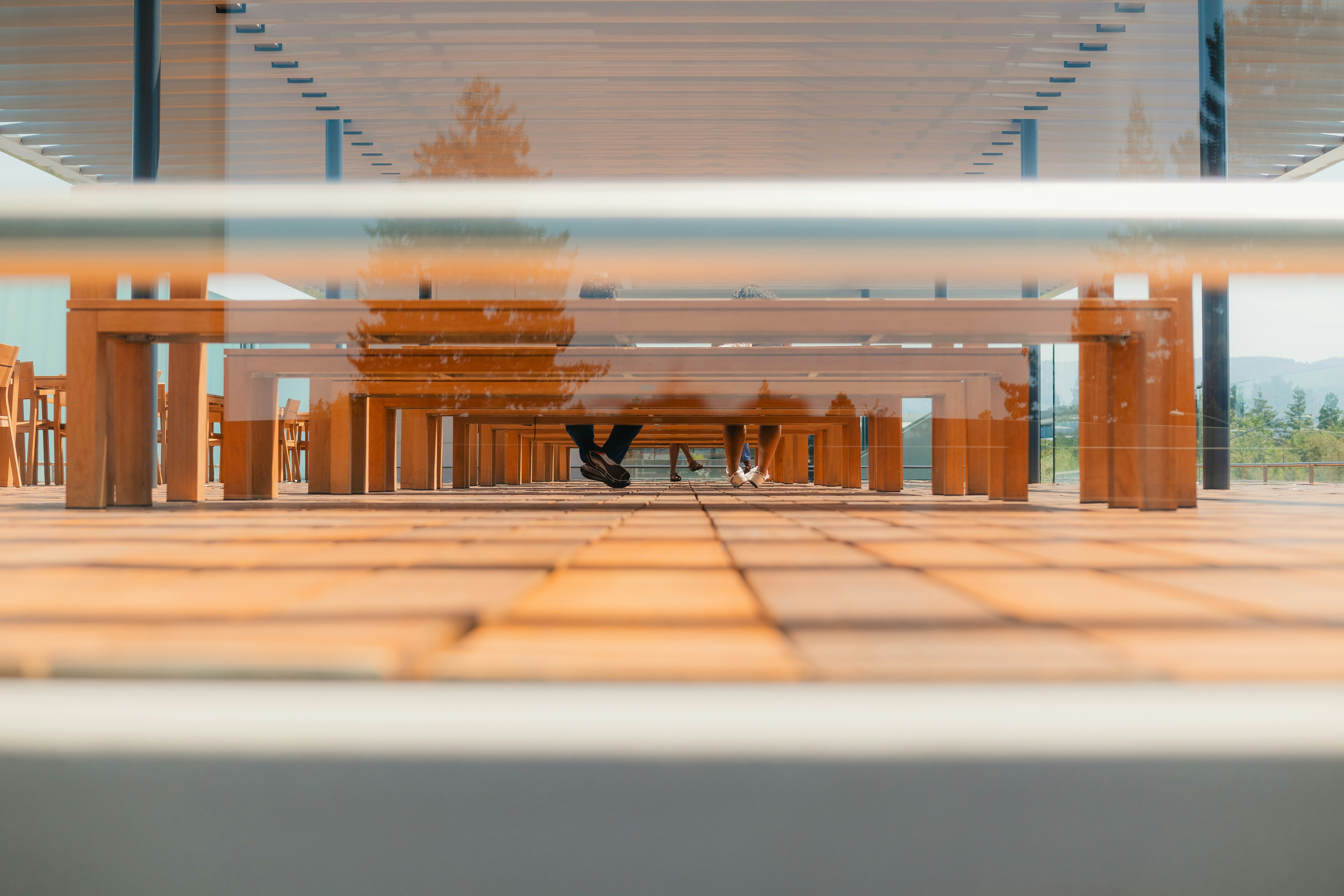 Une vue d’un bâtiment à travers une vitre photo – Image gratuite de ...