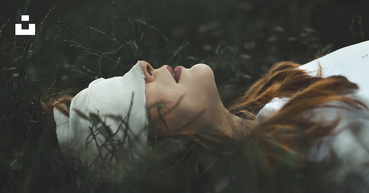 Uma Mulher Deitada Na Grama Com Os Olhos Fechados Foto Imagem Grátis