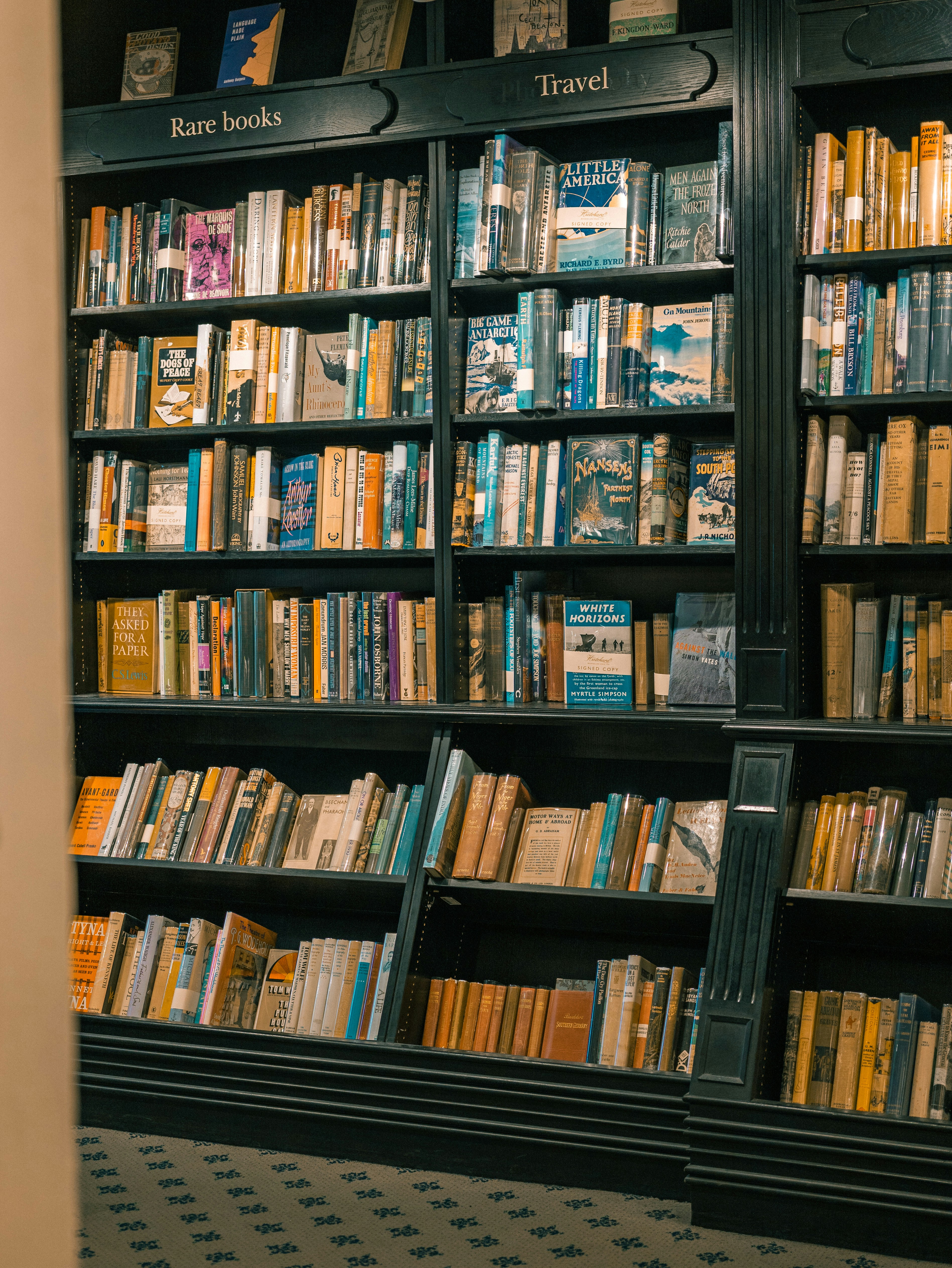 A bookshelf filled with lots of books in a library photo – Free Travel ...