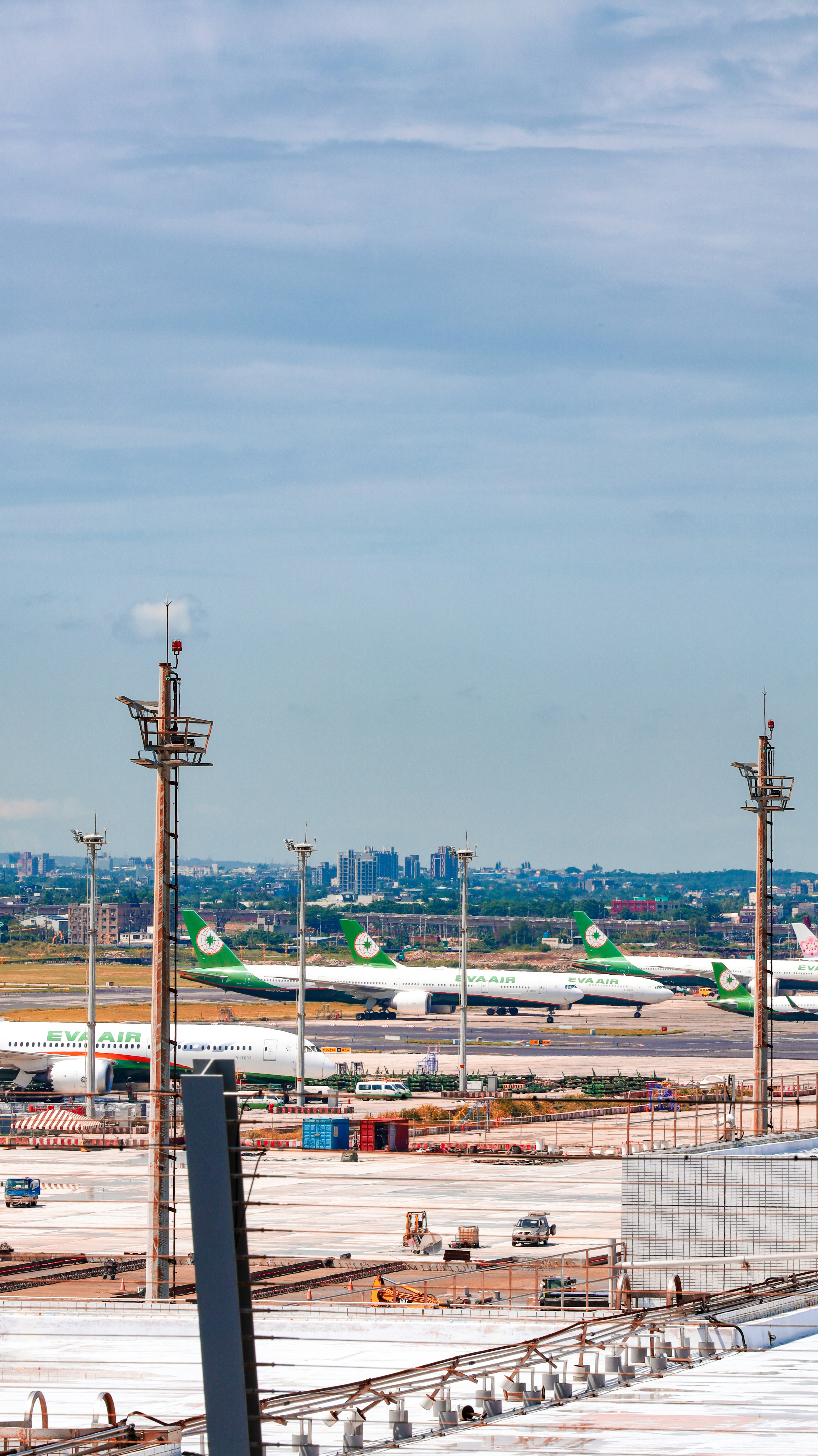 Un aéroport avec beaucoup d’avions stationnés sur le tarmac photo ...