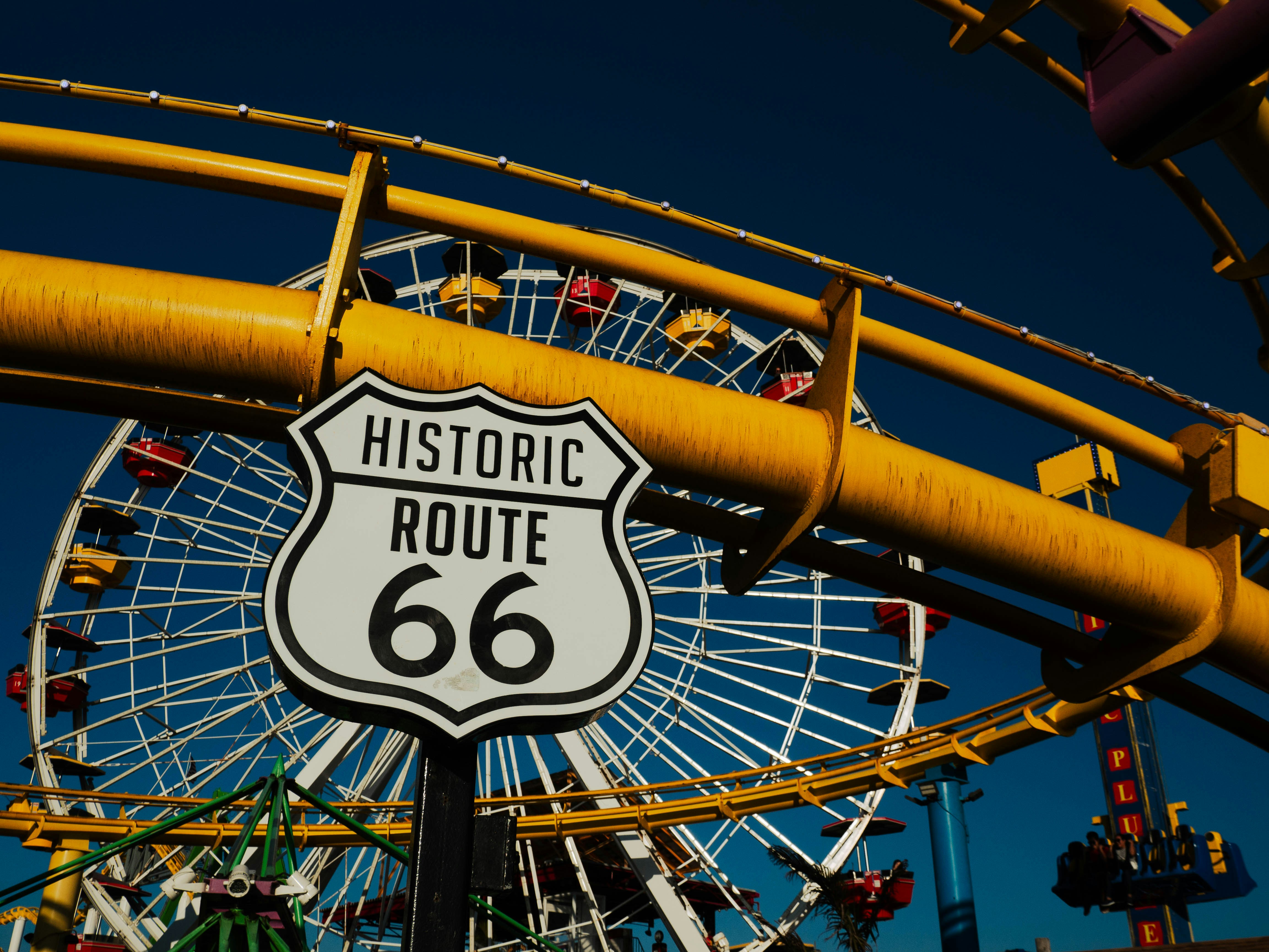 Foto Close-up rambu jalan di dekat bianglala – Gambar Los Angeles ...